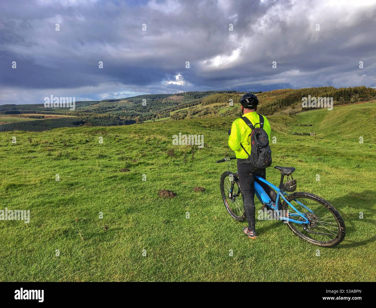 Mountain biker on Sutton Bank North Yorkshire Stock Photo - Alamy