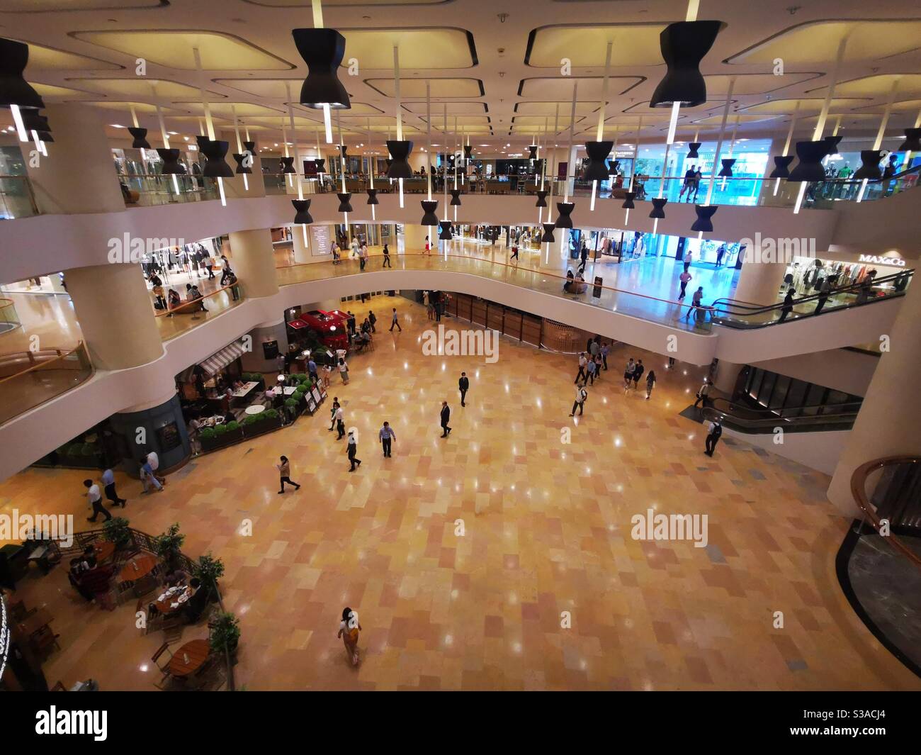 Hong kong pacific place shopping mall hi-res stock photography and ...
