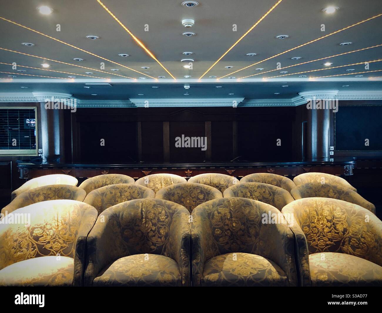 Empty theatre seats hi-res stock photography and images - Alamy