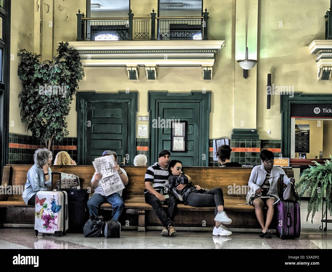 Passengers waiting amtrak station hi-res stock photography and images ...