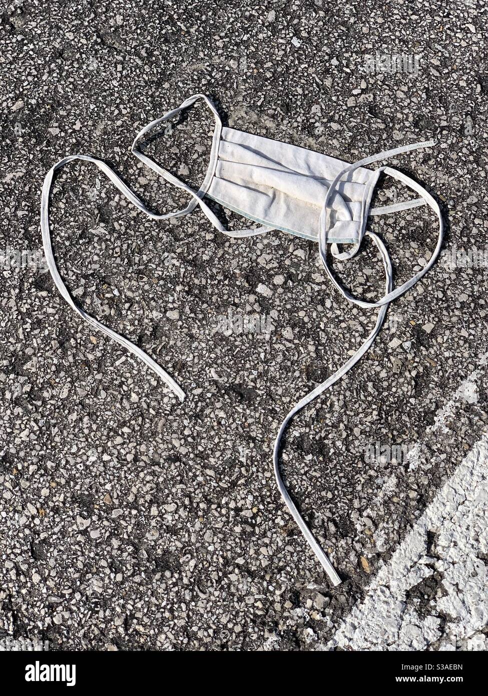 Discarded face mask hi-res stock photography and images - Alamy