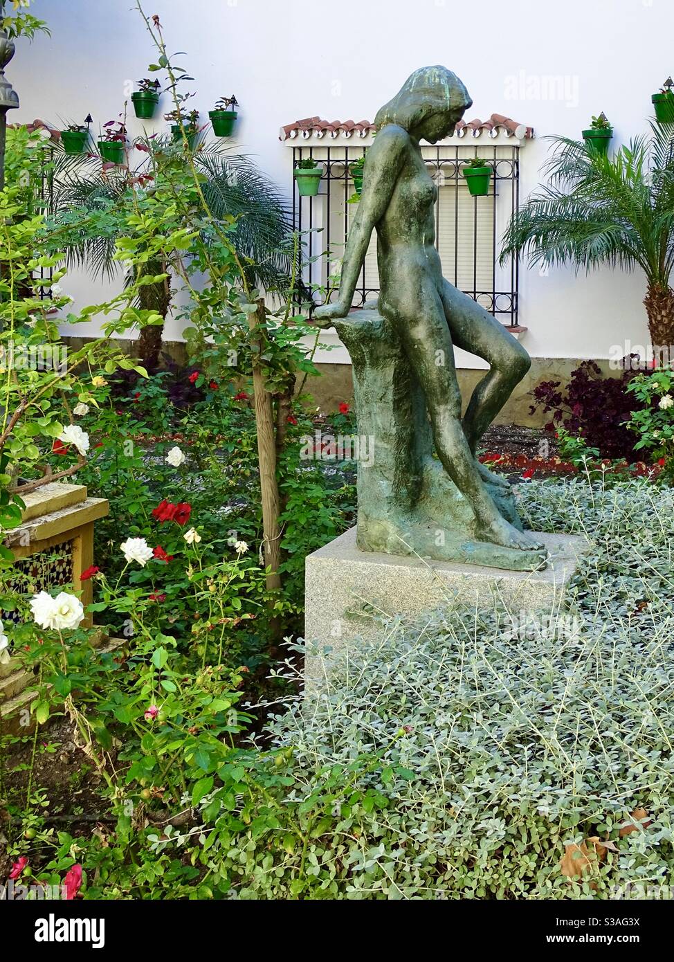 Woman flowers statue hi-res stock photography and images - Alamy