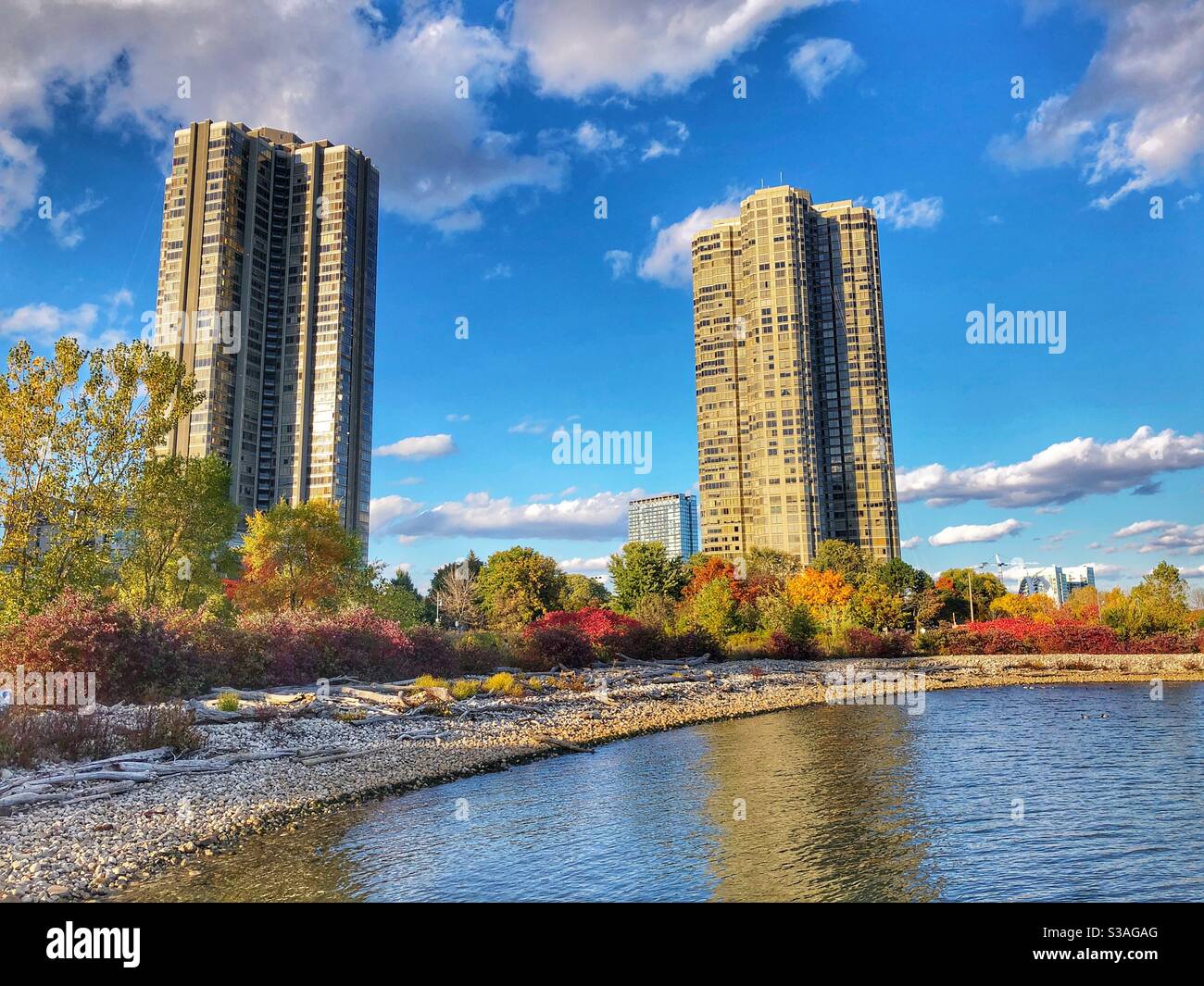 A residential neighbourhood on the shores of Lake Ontario in Toronto ...