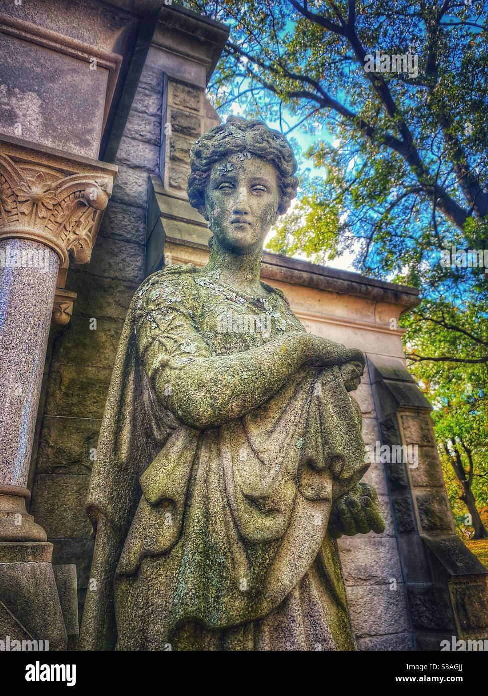 Sad statue hi-res stock photography and images - Alamy