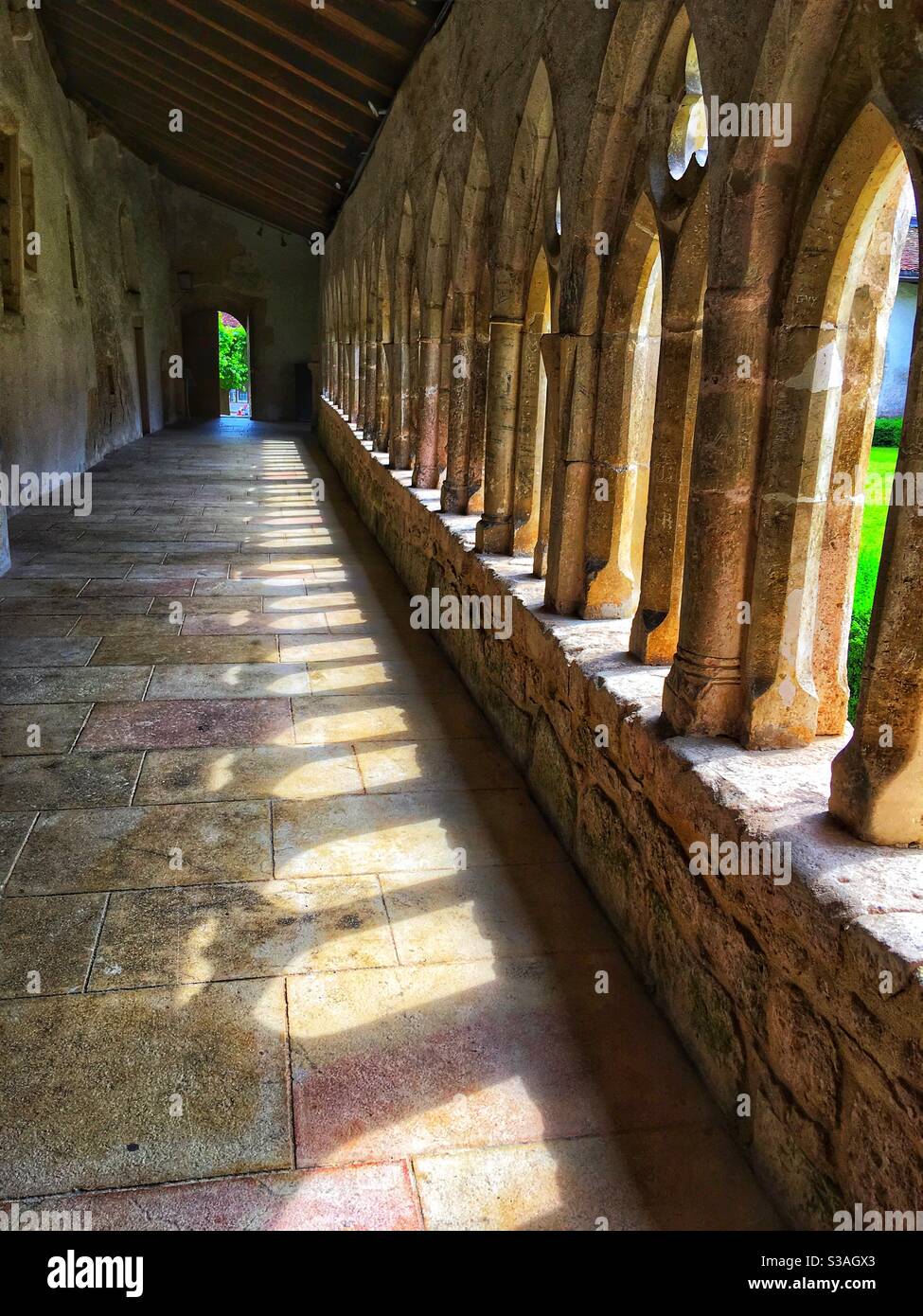 Cloister garden hi-res stock photography and images - Alamy