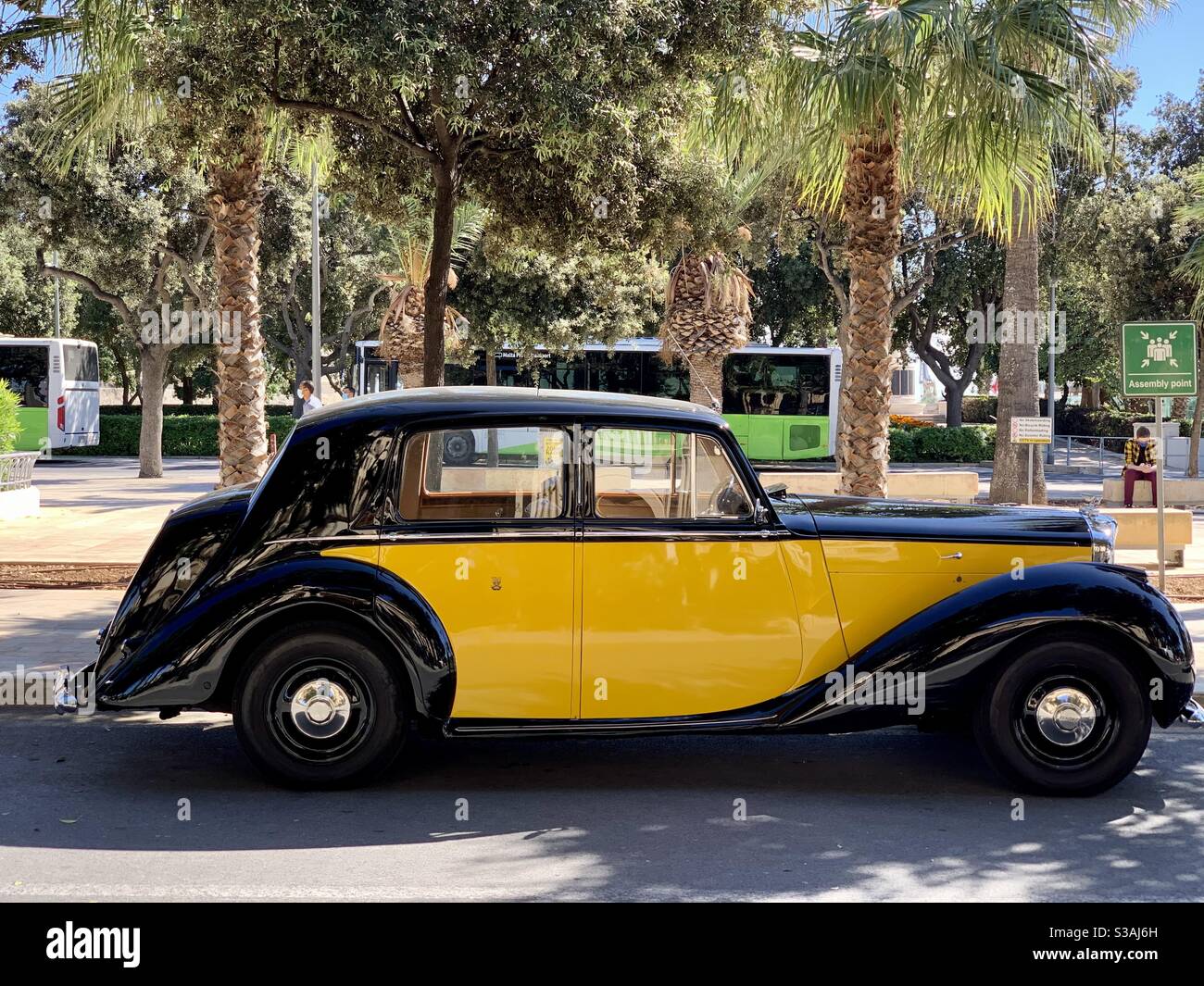 Black and yellow classic car hi-res stock photography and images - Alamy