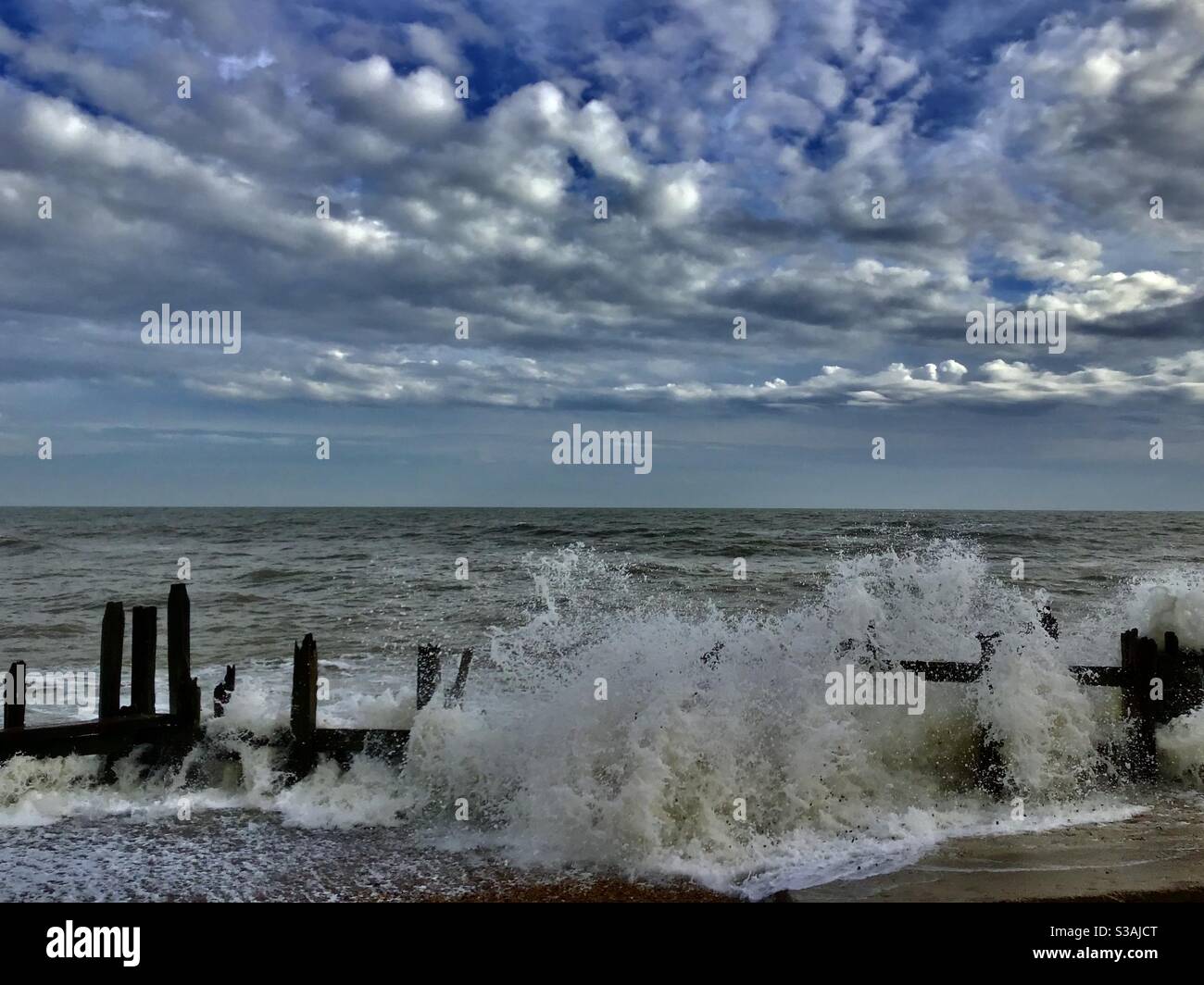 Breaking the surf hi-res stock photography and images - Alamy