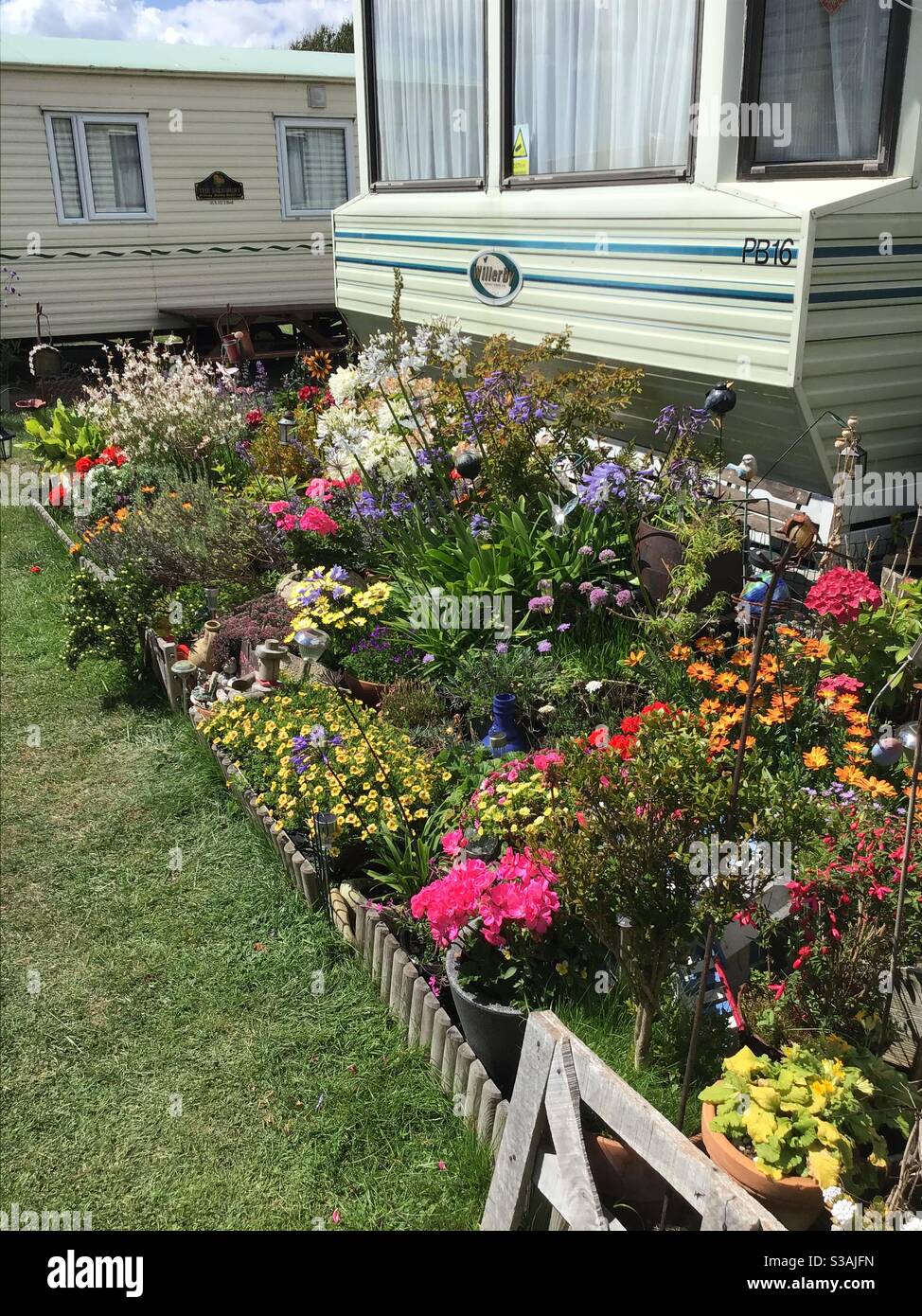 Caravan with flowers hi-res stock photography and images - Alamy