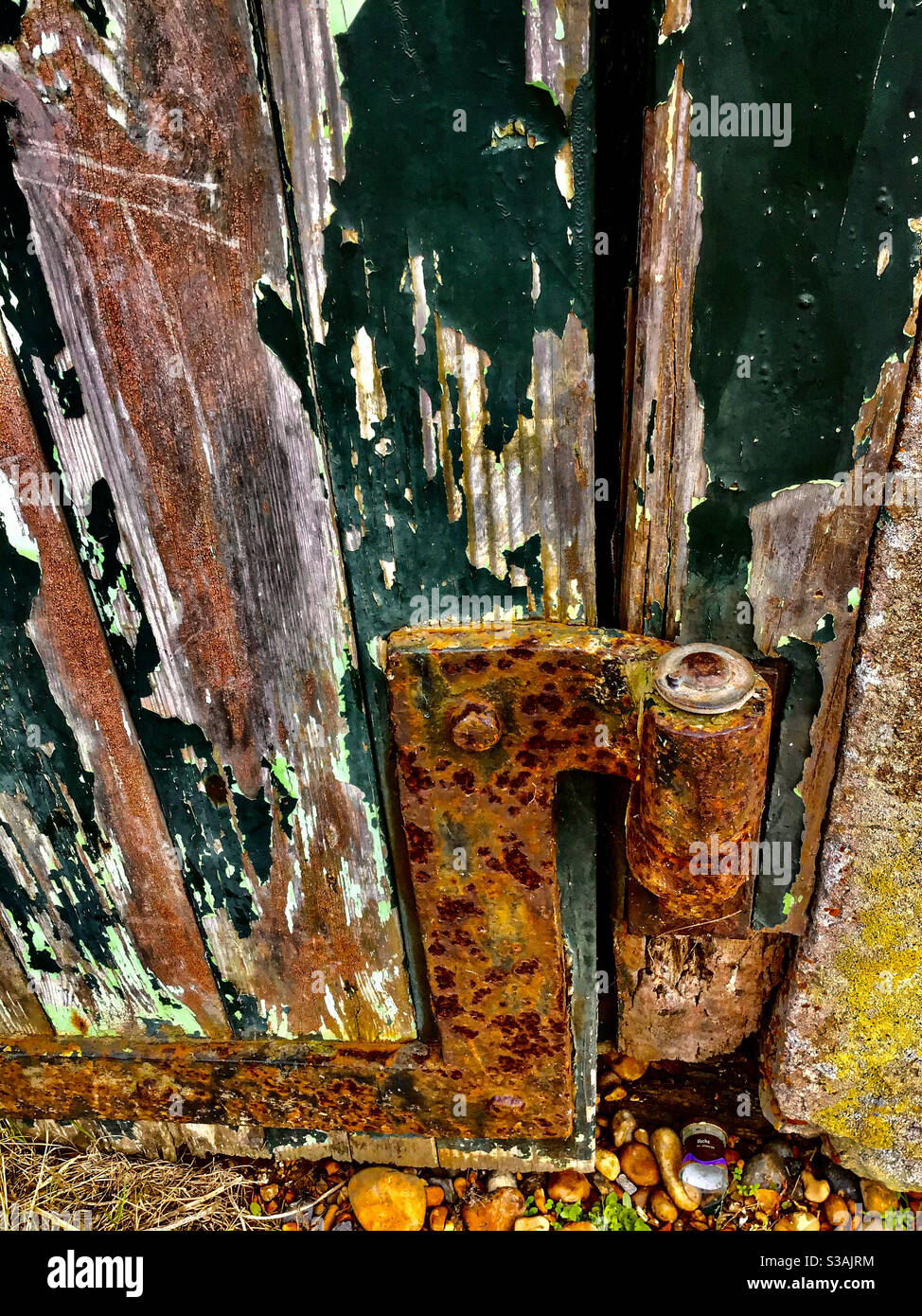 Rusty old hinge Stock Photo - Alamy