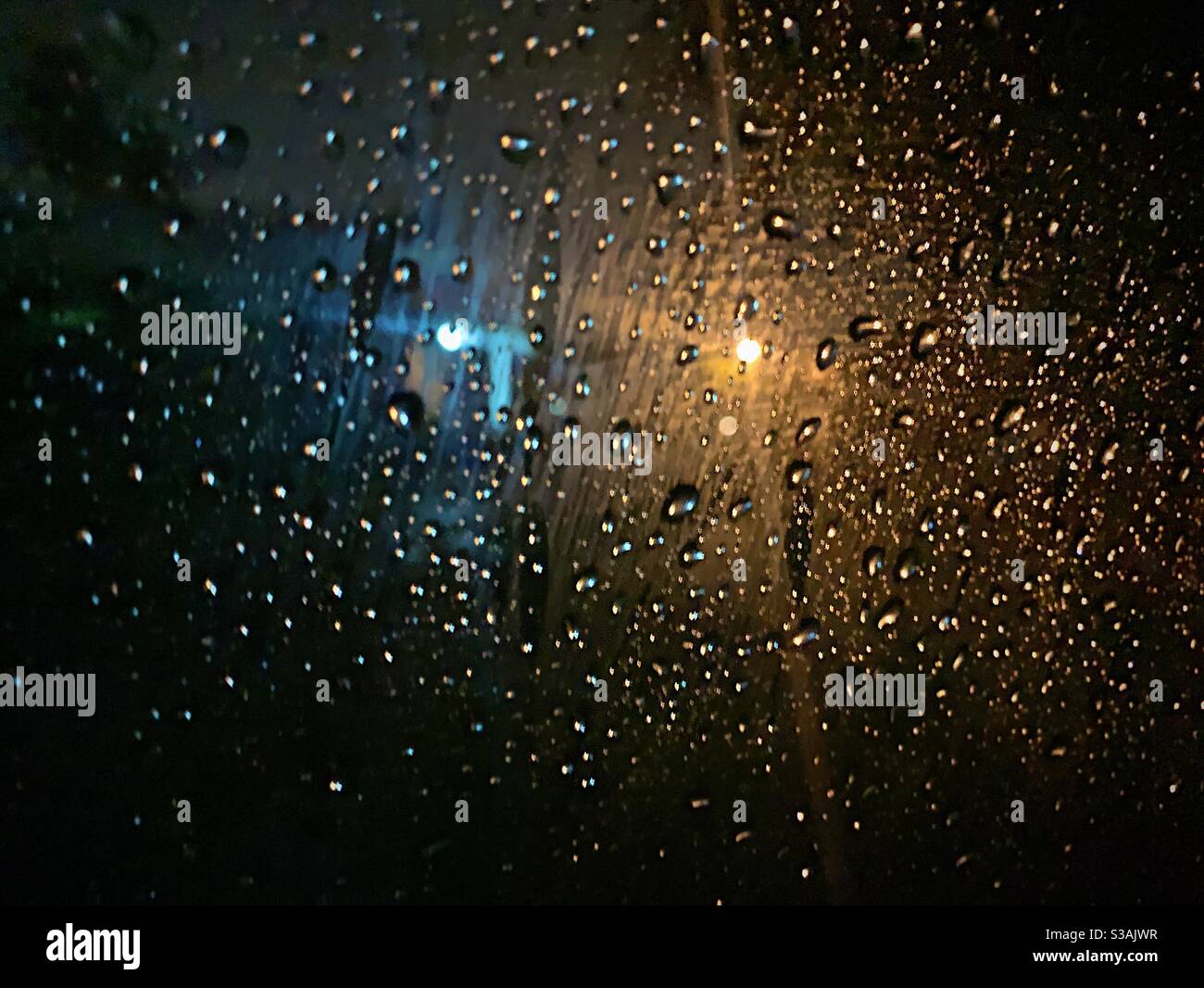 Rain by night hi-res stock photography and images - Alamy
