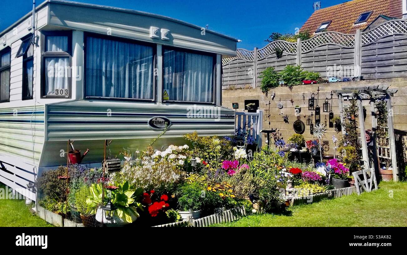 Caravan with flowers hi-res stock photography and images - Alamy