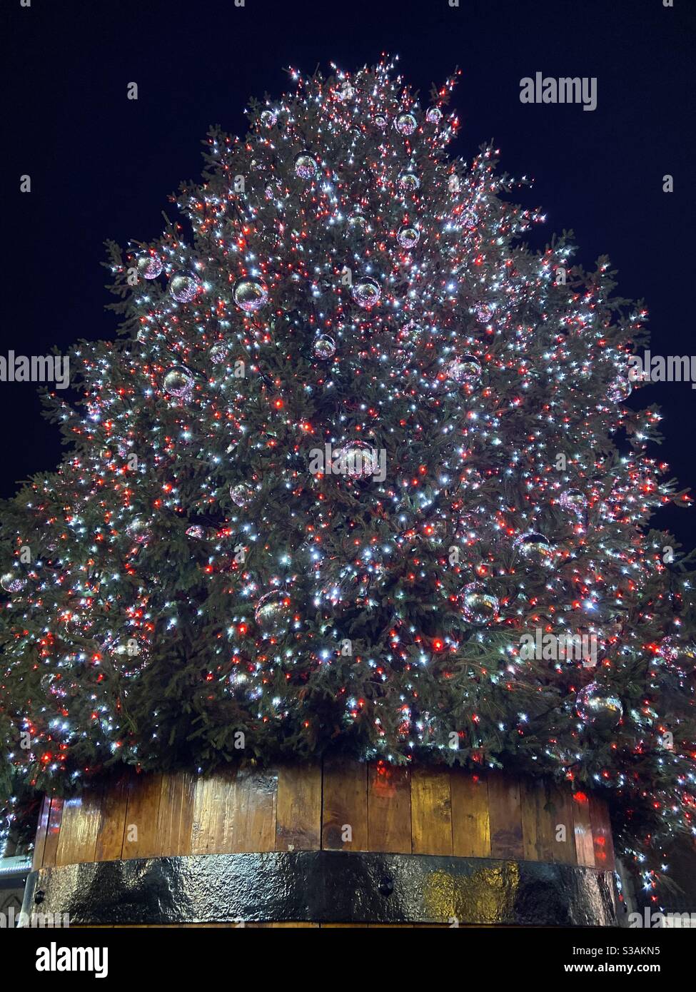 Massive christmas tree hi-res stock photography and images - Alamy