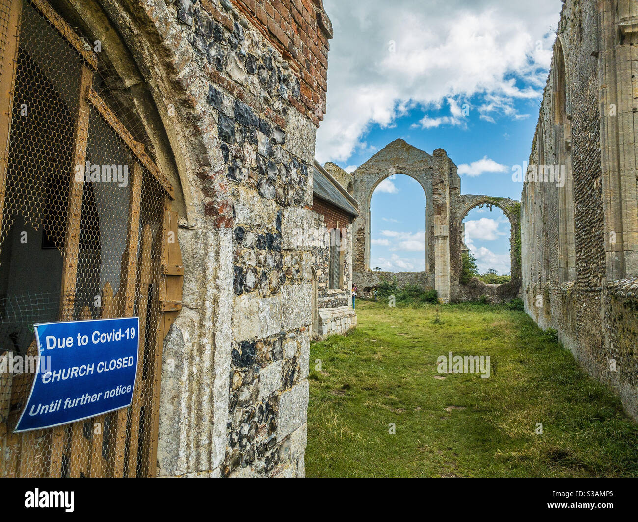 Church closed hi-res stock photography and images - Alamy