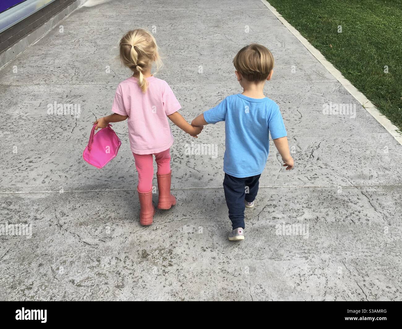Girl friends holding hands walking hi-res stock photography and images ...