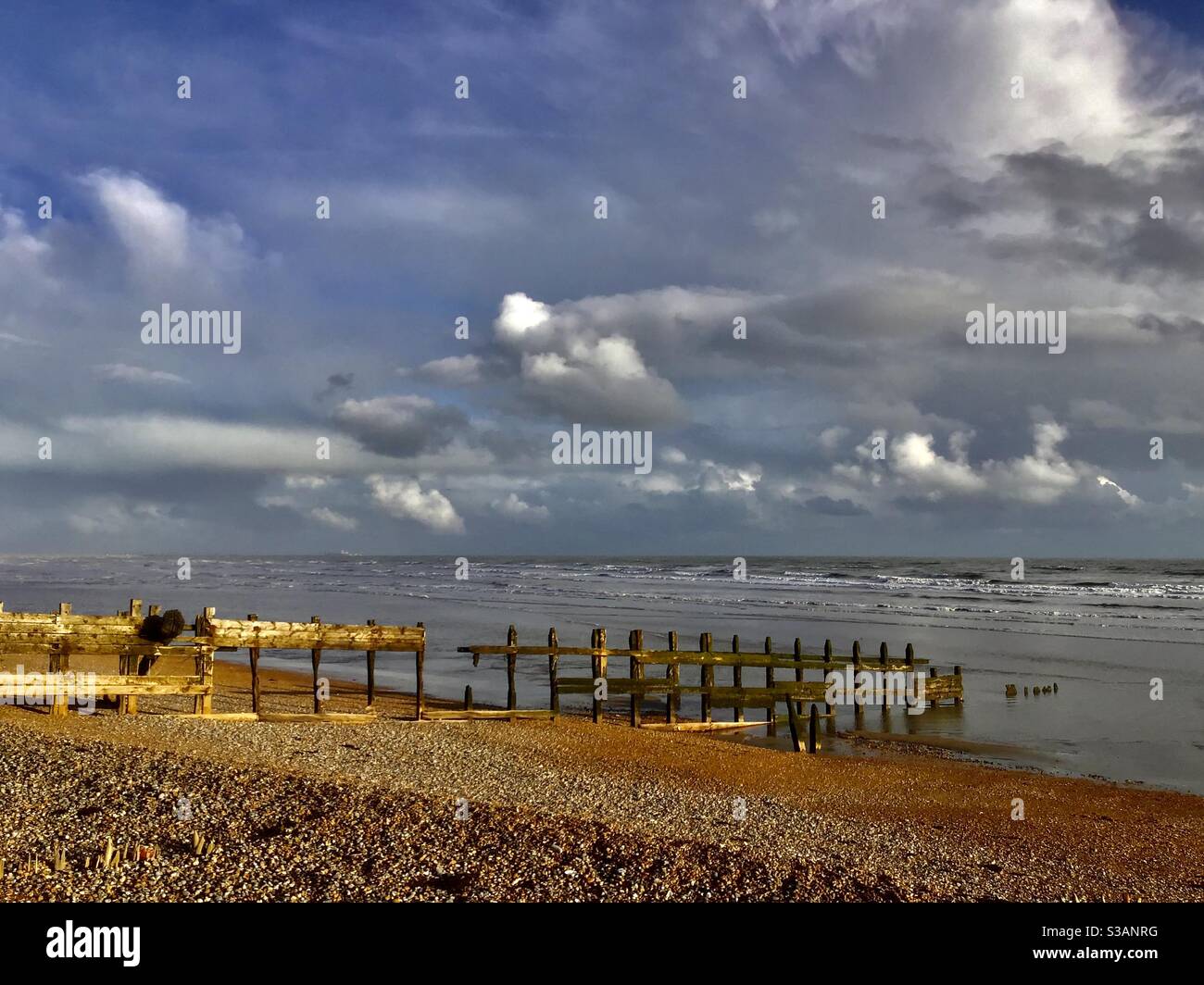Shingle sea tide hi-res stock photography and images - Alamy