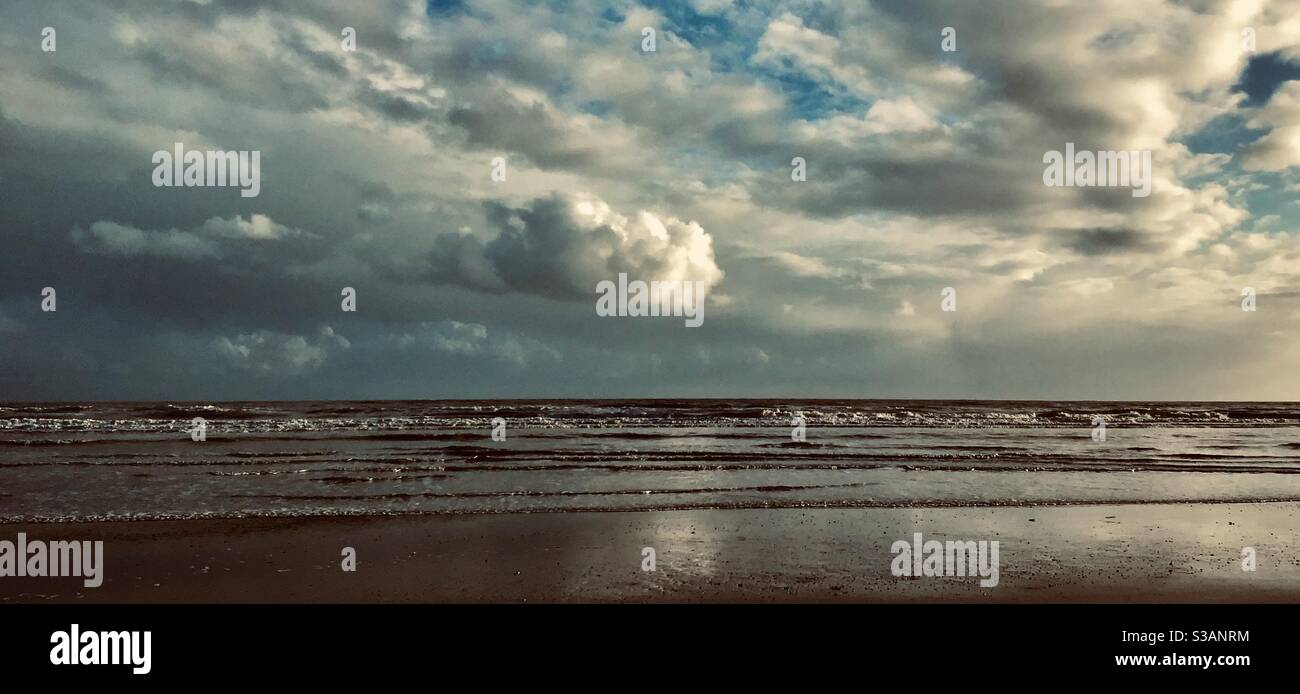 Oncoming sea hi-res stock photography and images - Alamy