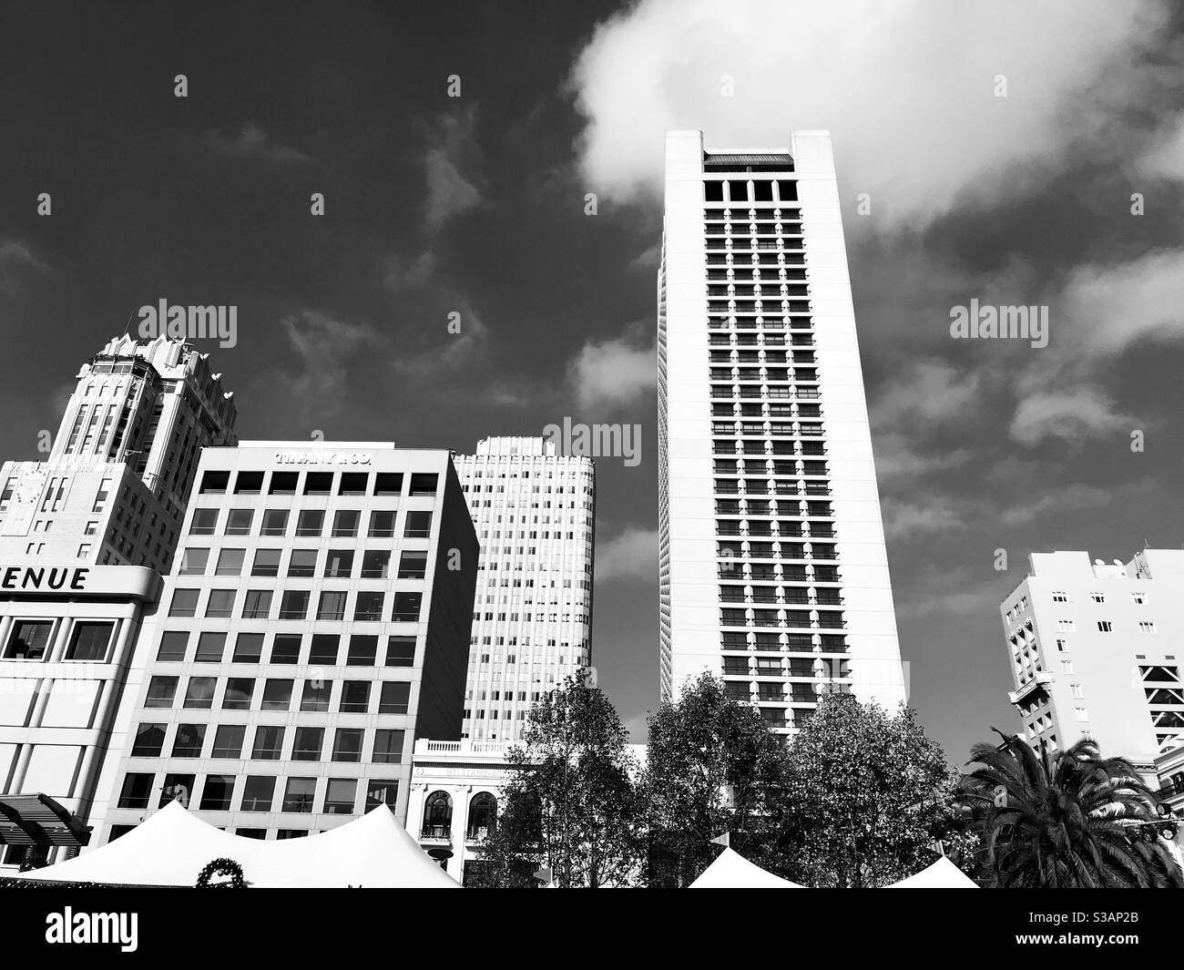 Skyscraper black and white hi-res stock photography and images - Alamy