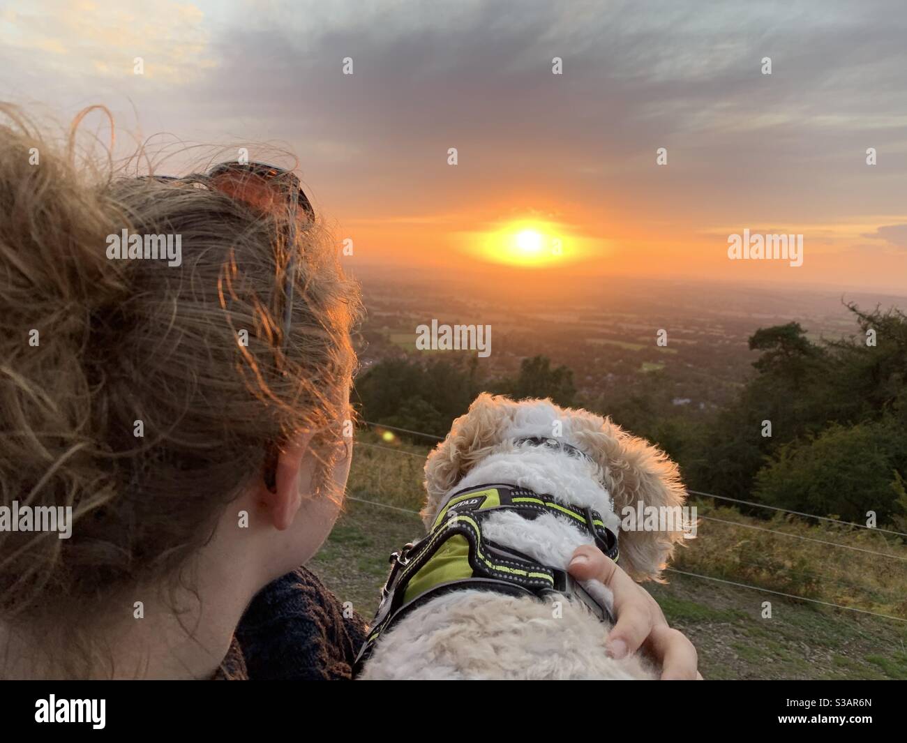Girl watching sunset hi-res stock photography and images - Alamy