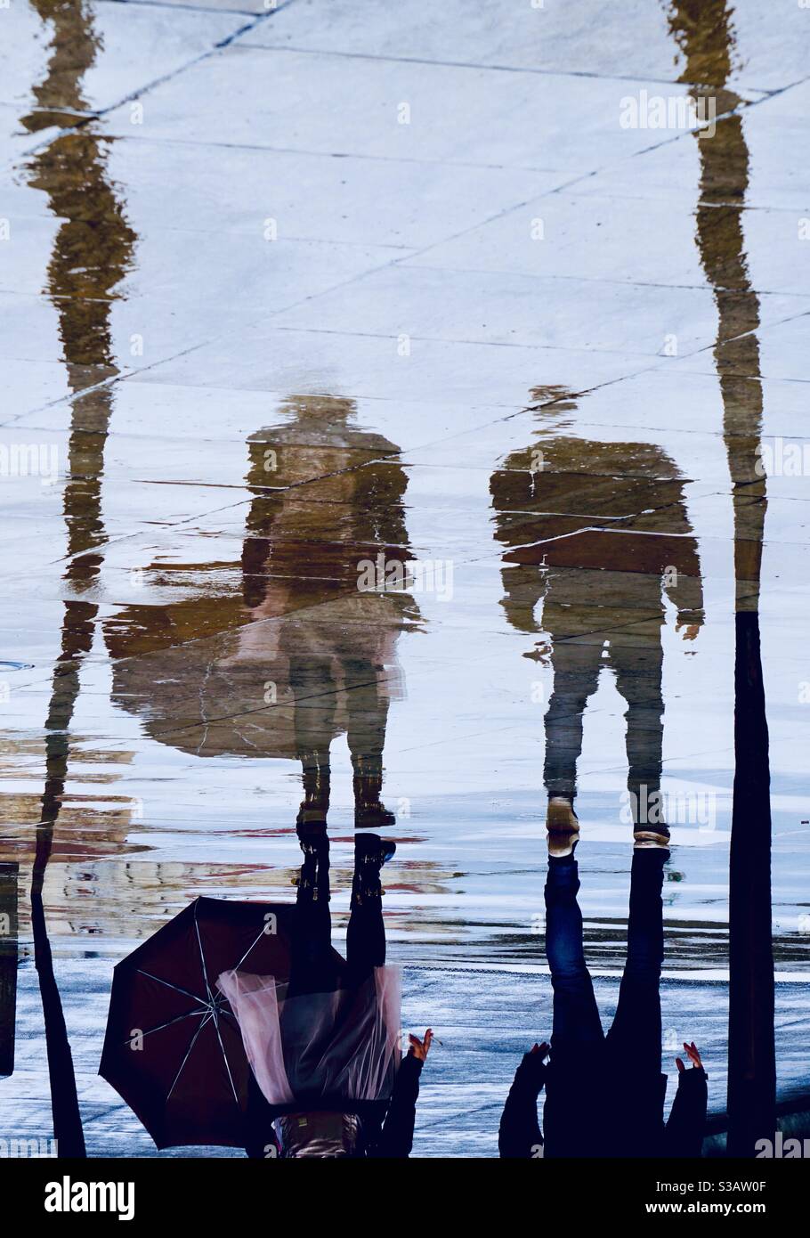 People reflection hi-res stock photography and images - Alamy