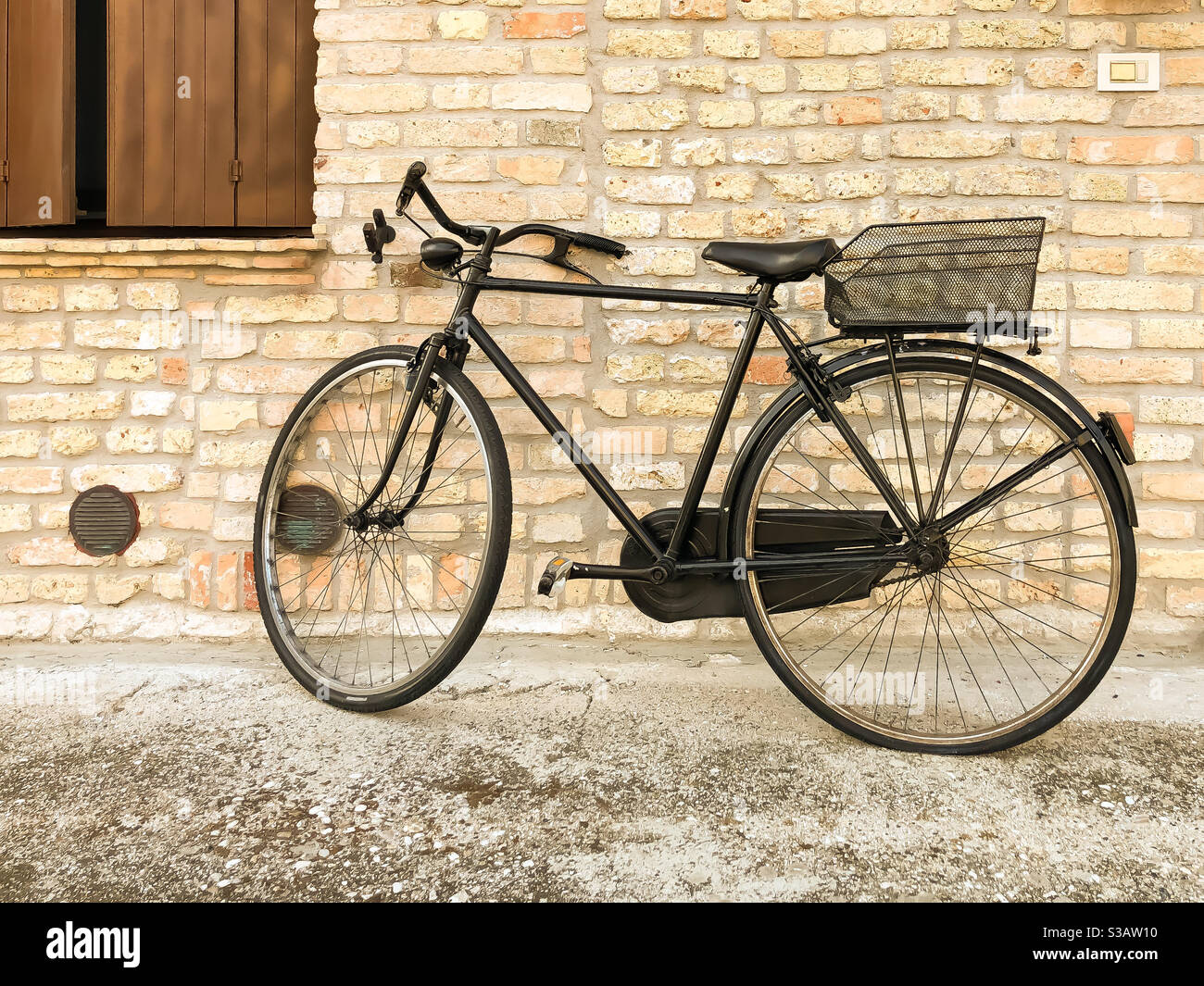 Bicycle brick wall in hi-res stock photography and images - Alamy