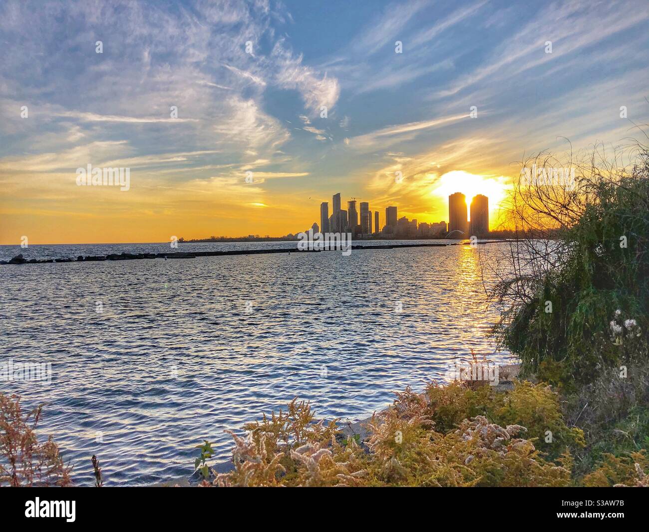 Sun setting over city buildings hi-res stock photography and images - Alamy