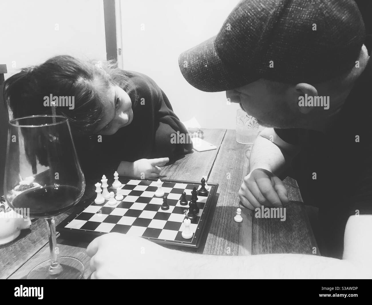 A dad playing chess with his little girl during covid 19 lockdown Stock ...
