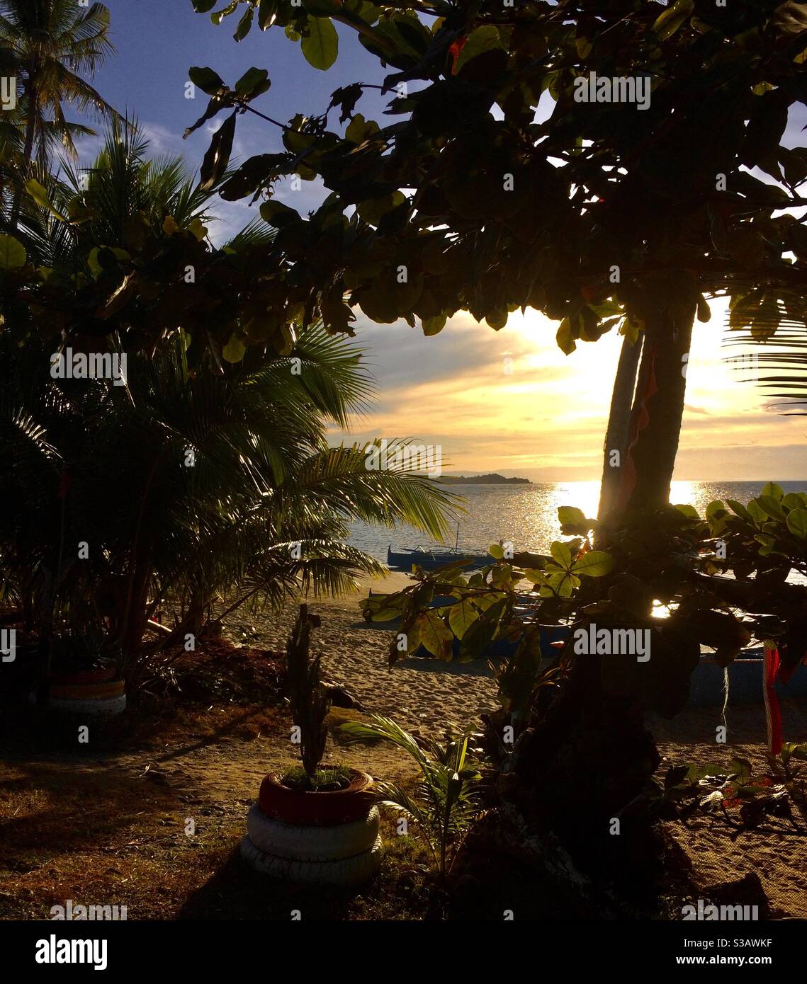 Philippines beach sunset palm trees hi-res stock photography and images ...