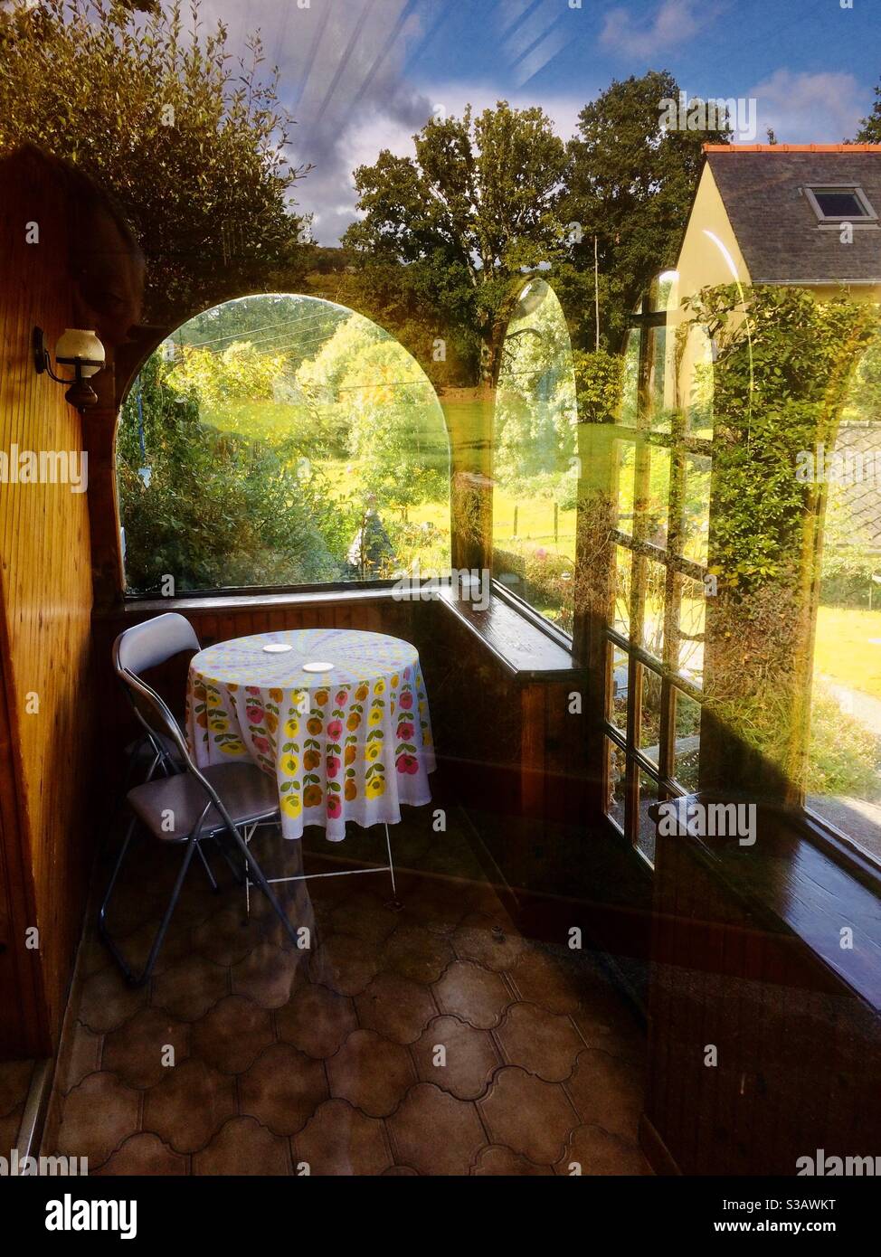 Reflections on glass windows hi-res stock photography and images - Alamy