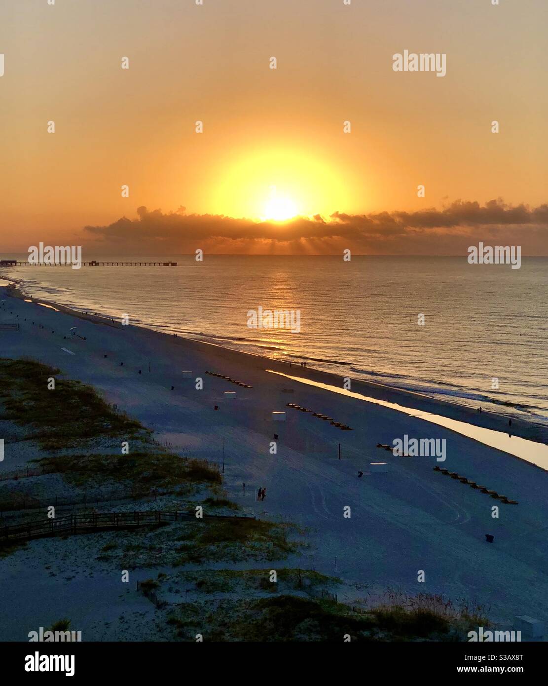 Sun rising over ocean hi-res stock photography and images - Alamy