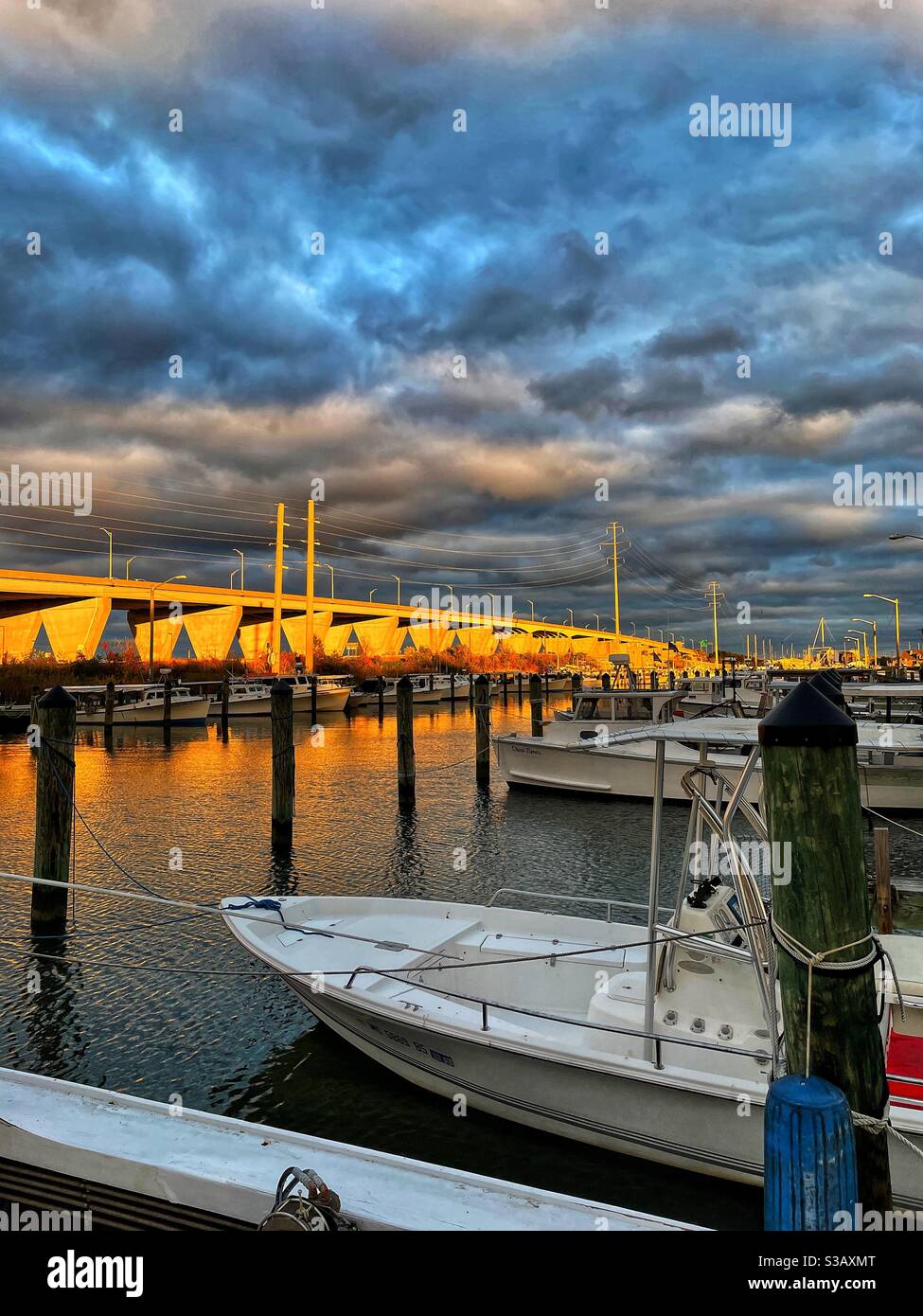 Sun hitting water hi-res stock photography and images - Alamy