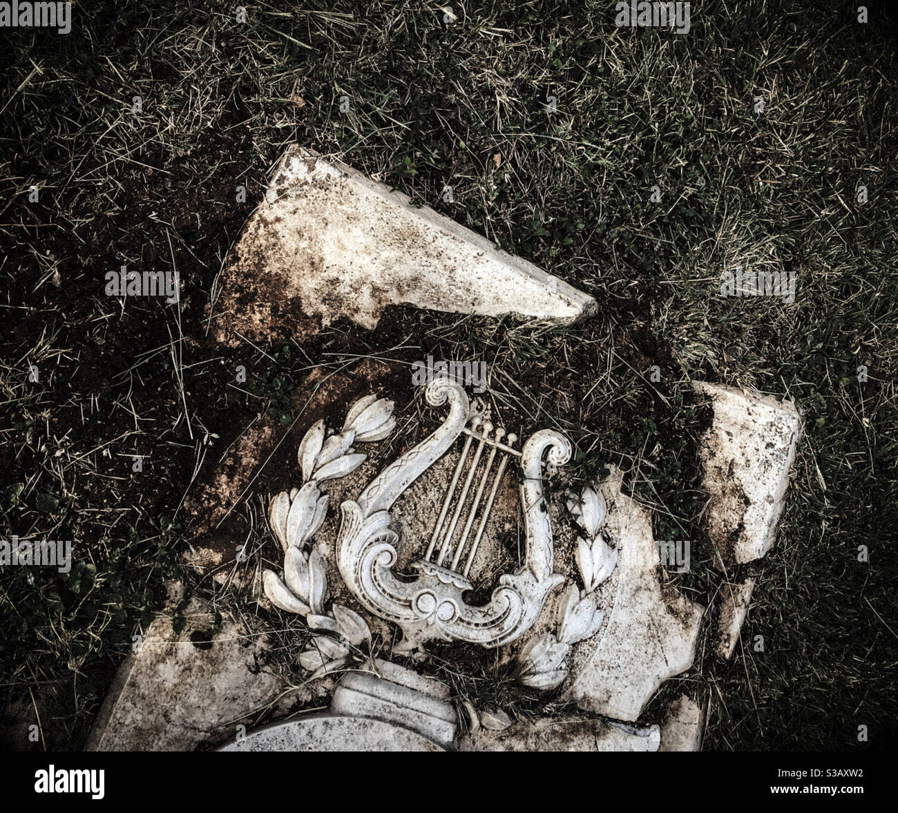 Broken headstone hi-res stock photography and images - Alamy