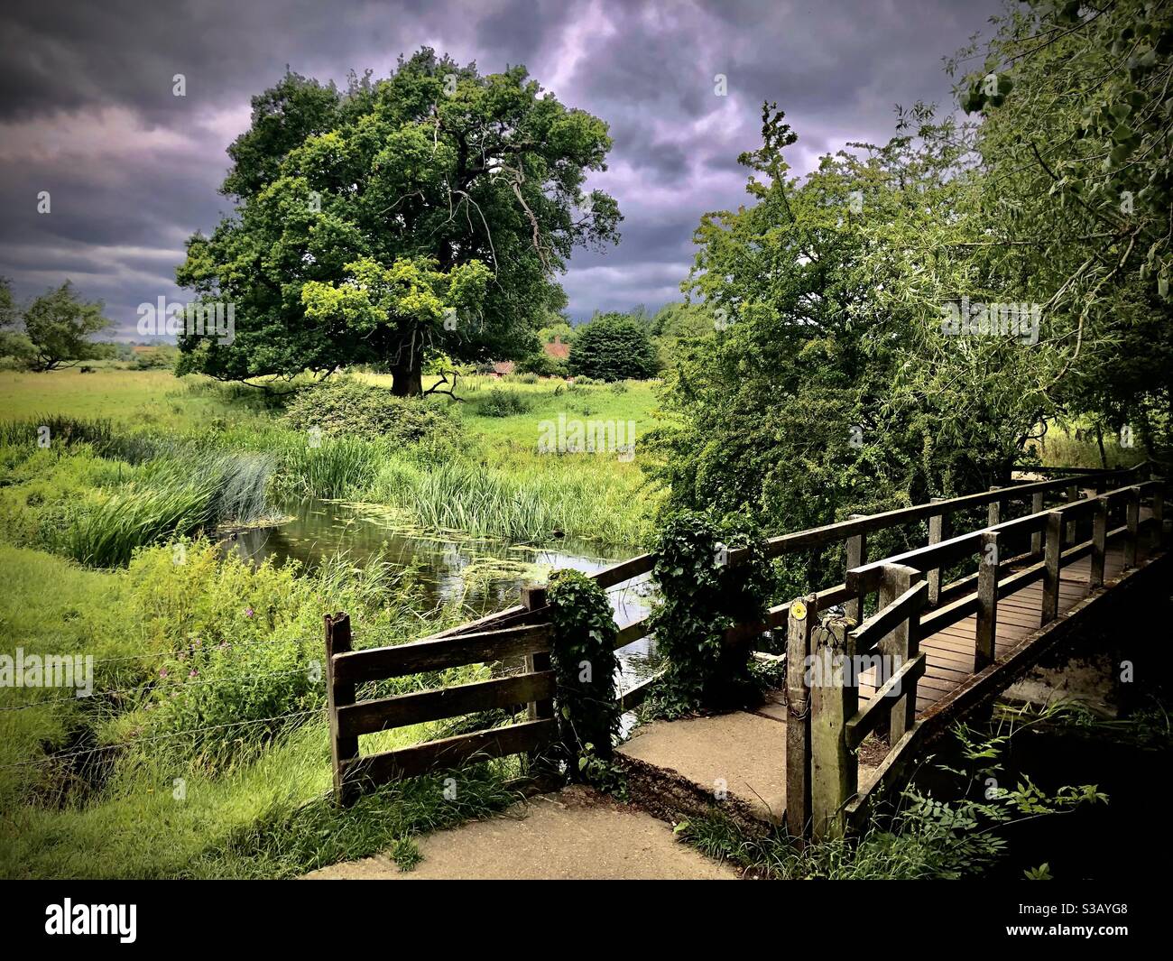 Bridge for footpath hi-res stock photography and images - Alamy