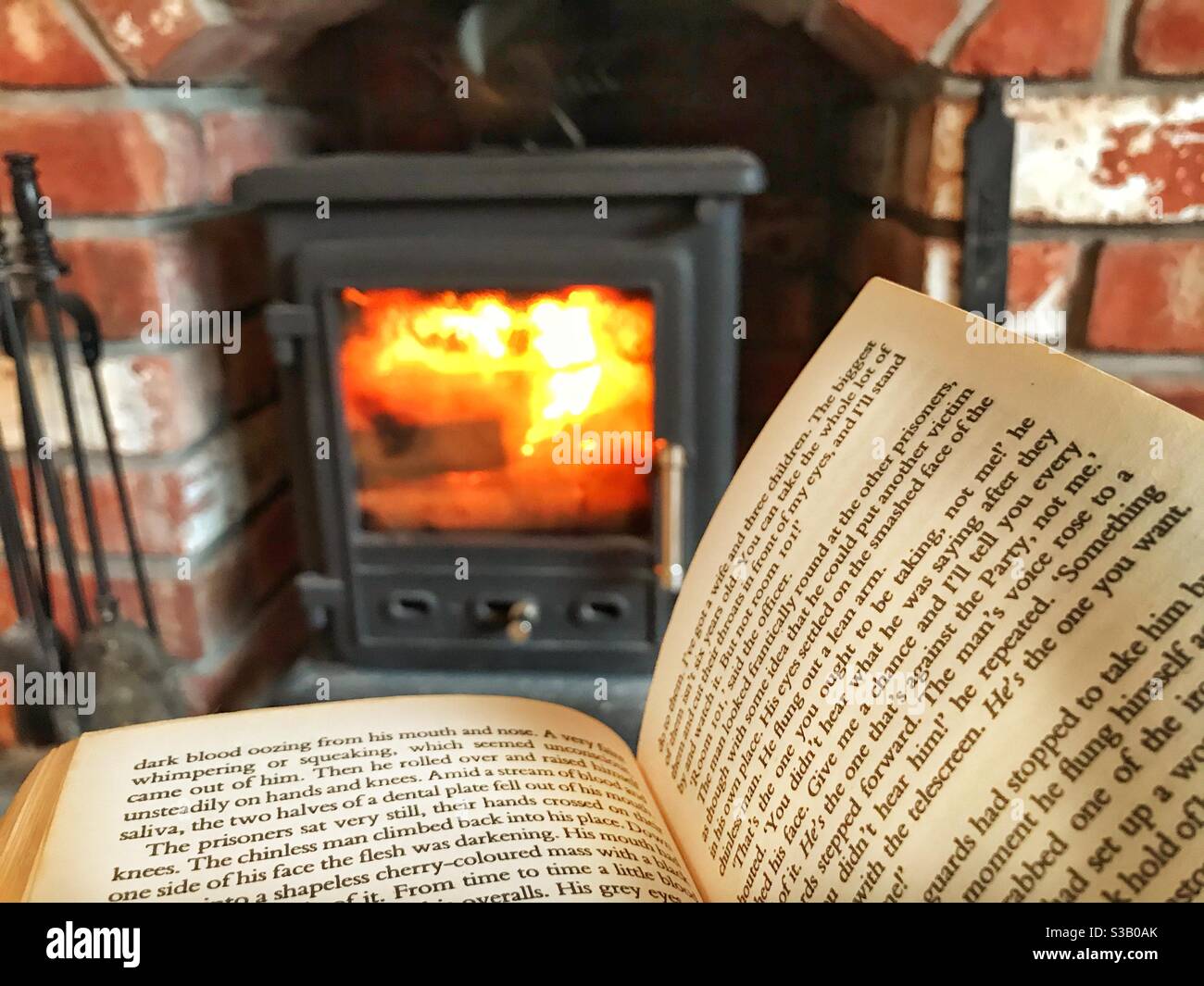 Fireplace reading hi-res stock photography and images - Alamy