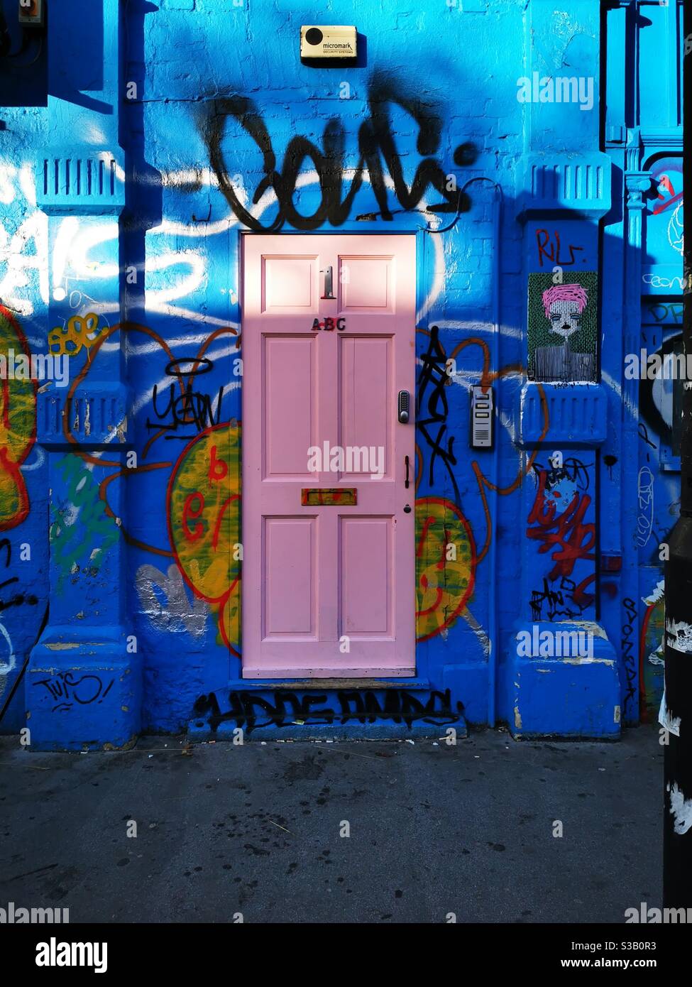 Pink graffiti hi-res stock photography and images - Alamy