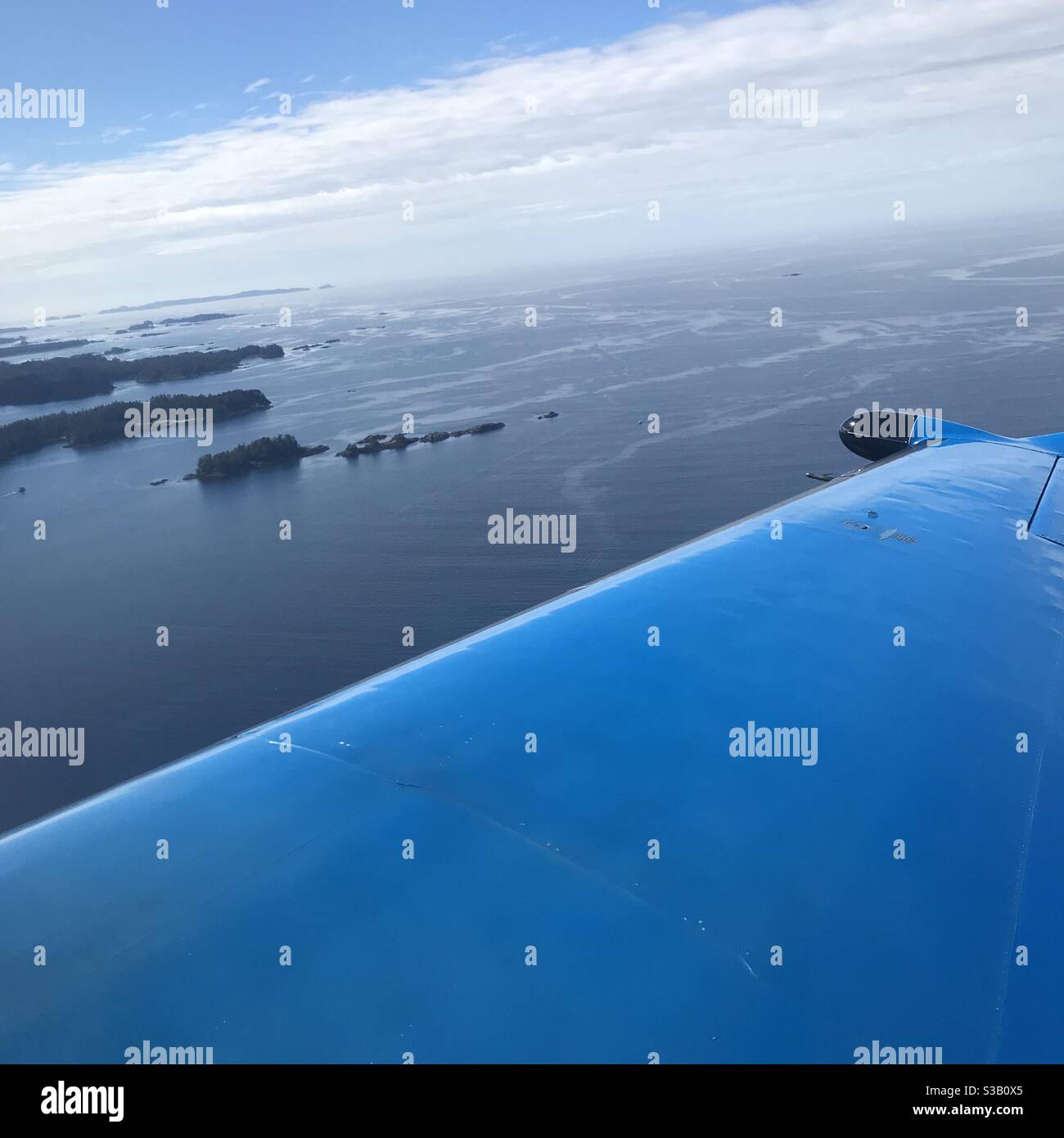 Plane over water hi-res stock photography and images - Alamy