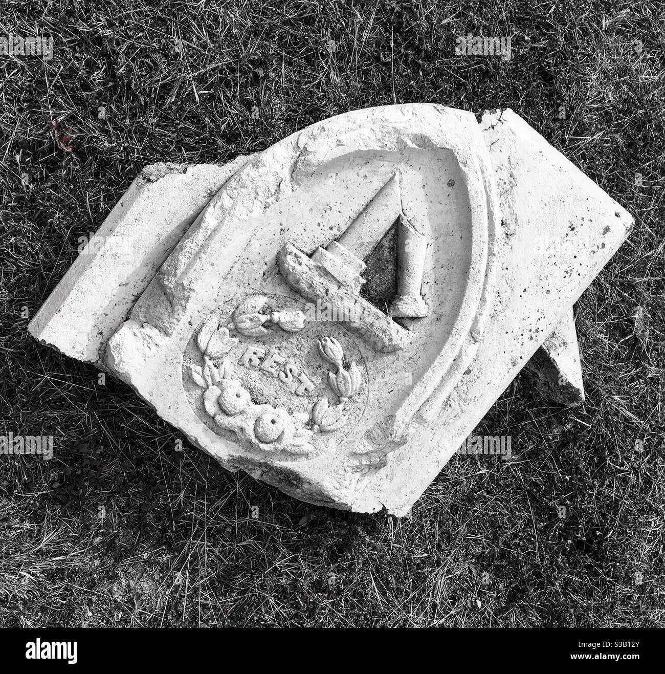 Broken headstones hi-res stock photography and images - Alamy