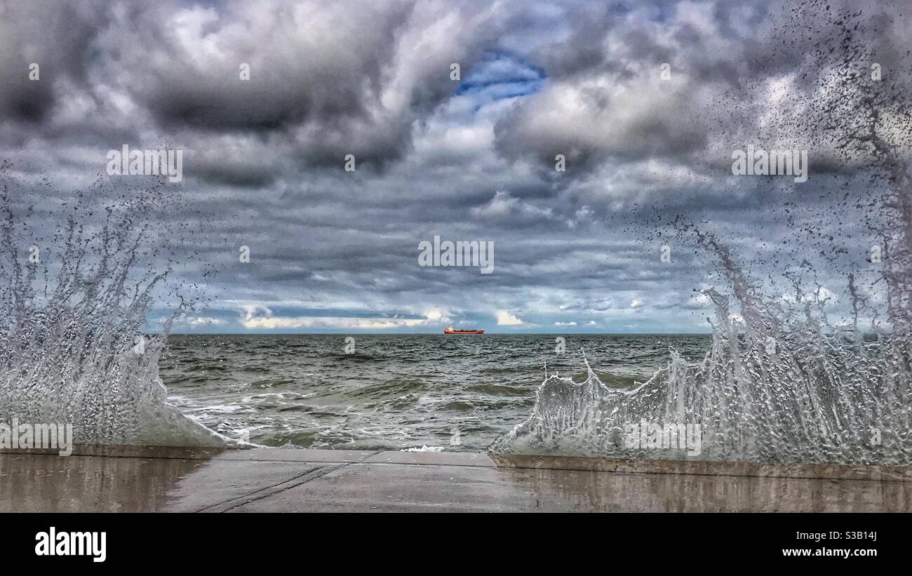 Red ship hi-res stock photography and images - Alamy