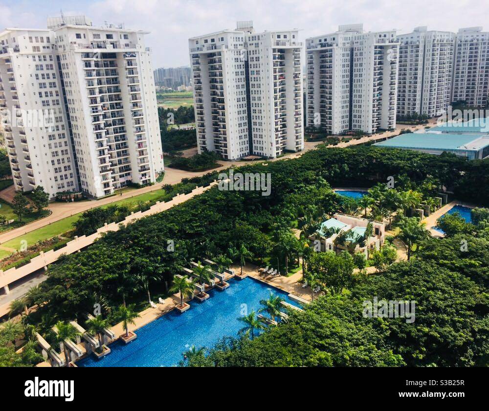 Pool between buildings hi-res stock photography and images - Alamy