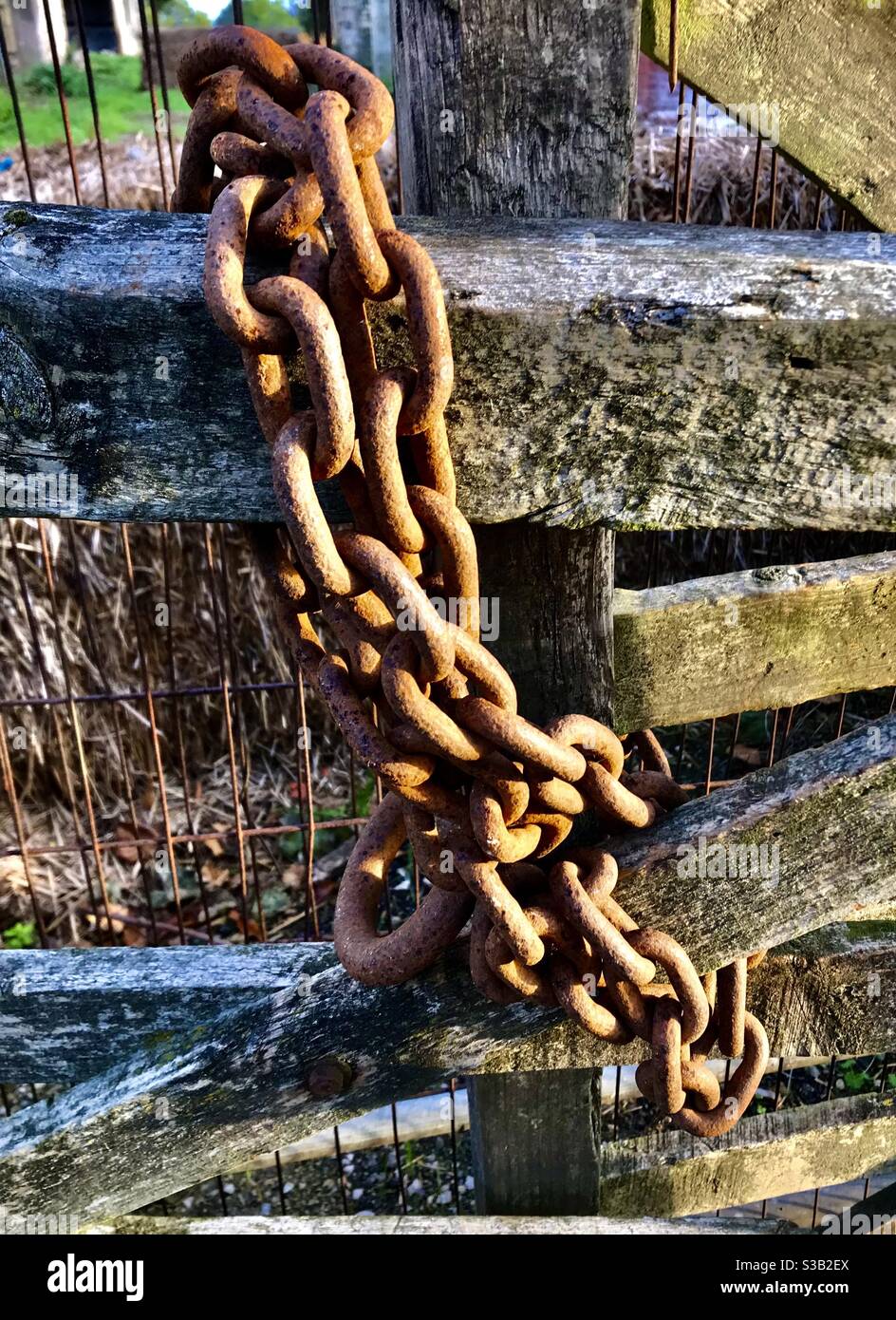 Steel chain linked together hi-res stock photography and images - Alamy