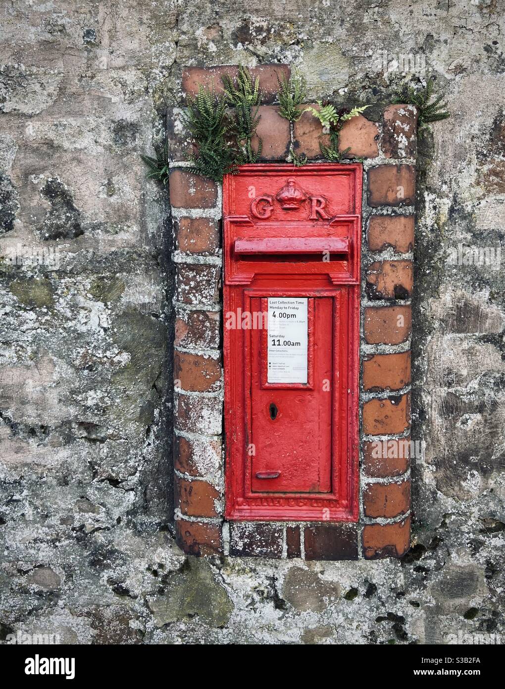 Old red Royal Mail post box in wall UK Stock Photo - Alamy