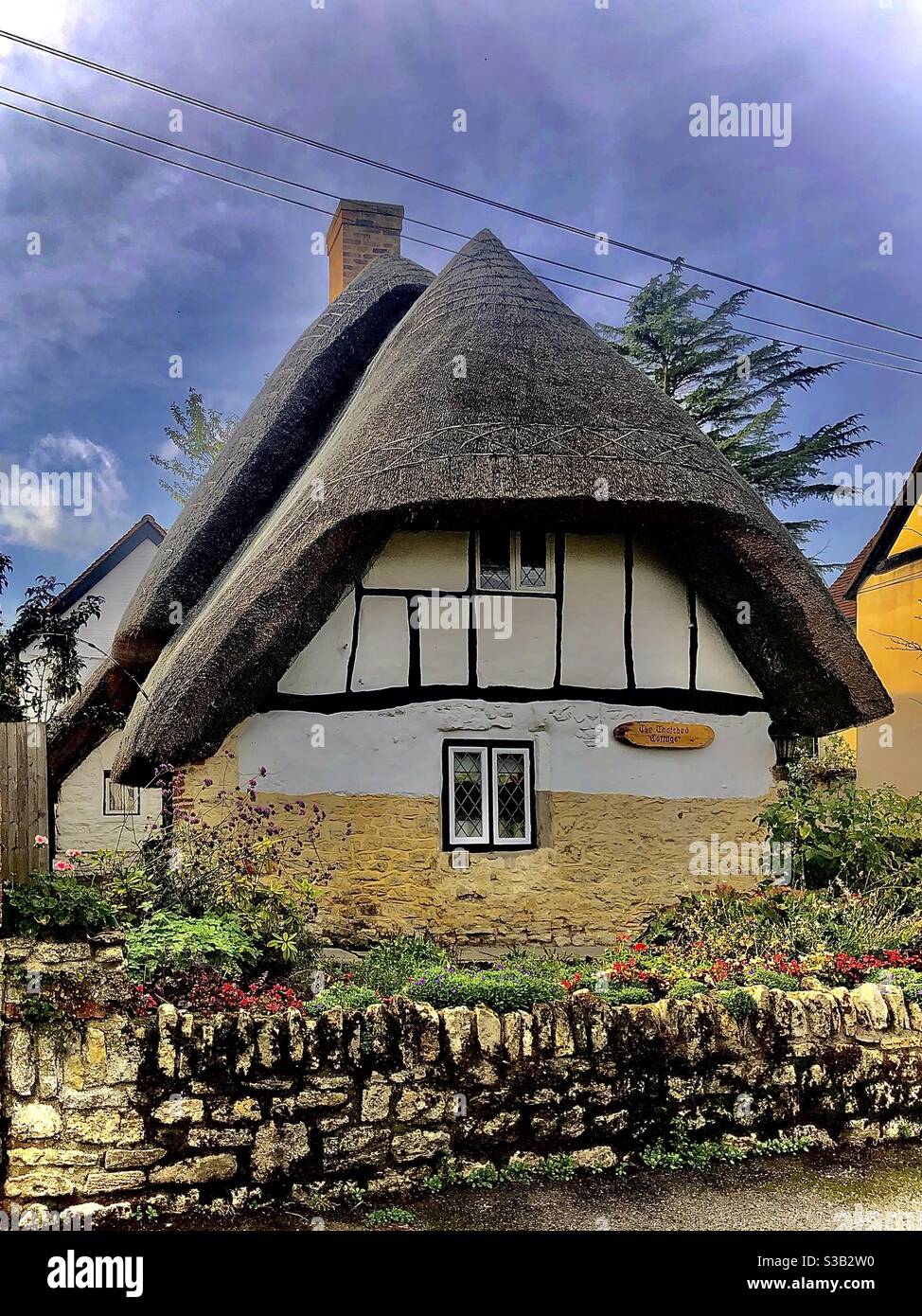 Cute Thatched Cottage High Resolution Stock Photography and Images - Alamy