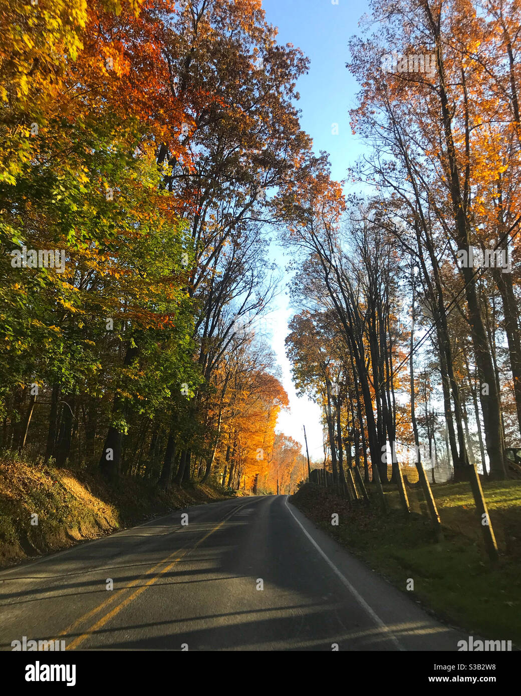 Country roads hi-res stock photography and images - Alamy