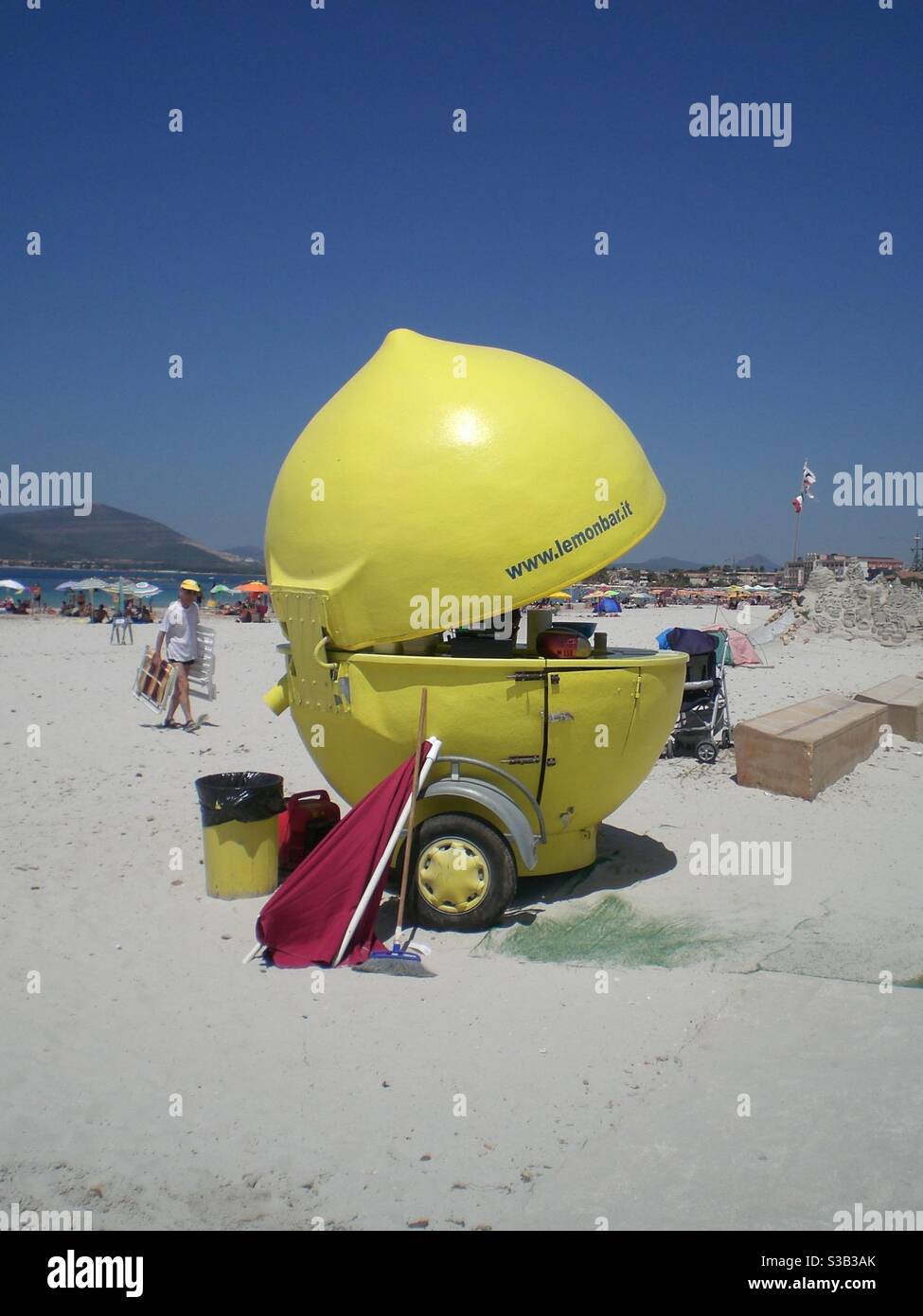 Lemon bar on Italian beach Stock Photo - Alamy