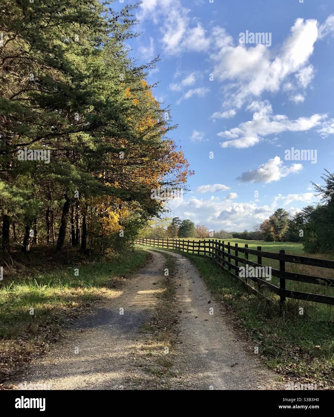 Pretty country road hi-res stock photography and images - Alamy