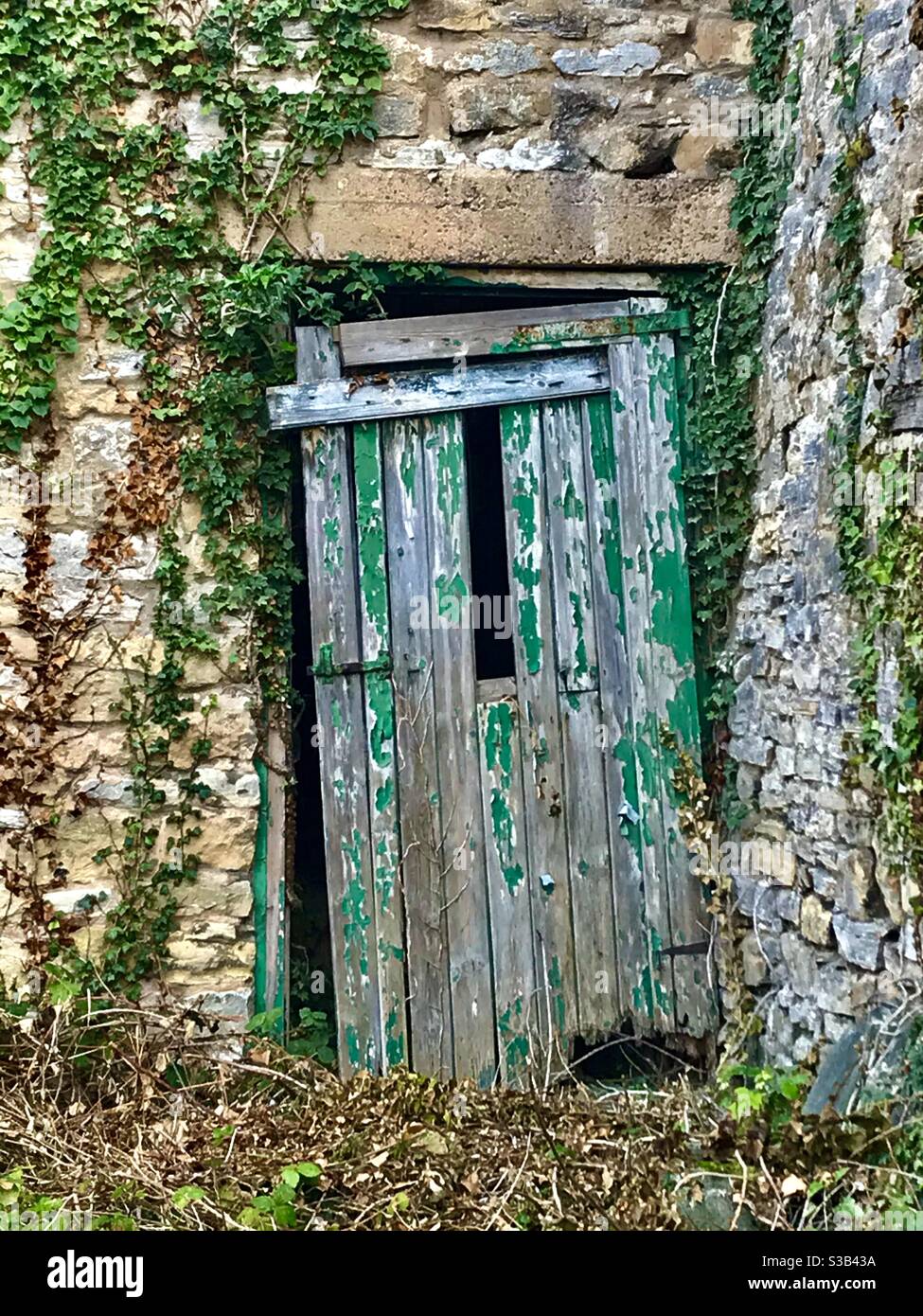 Falling down decrepit hi-res stock photography and images - Alamy