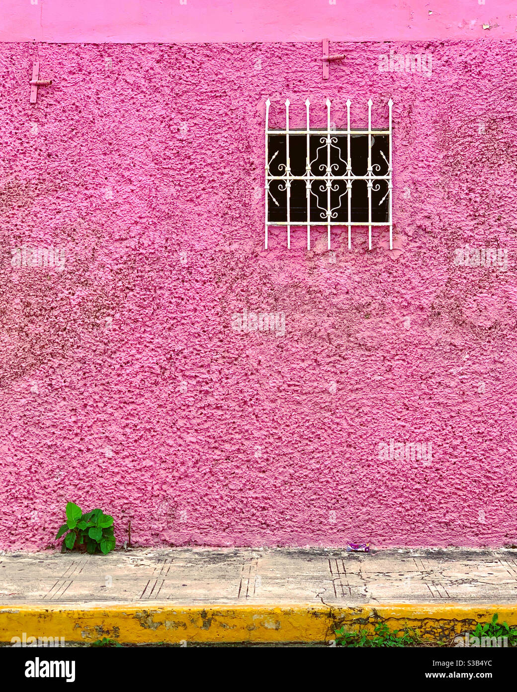 Pink wall hi-res stock photography and images - Alamy