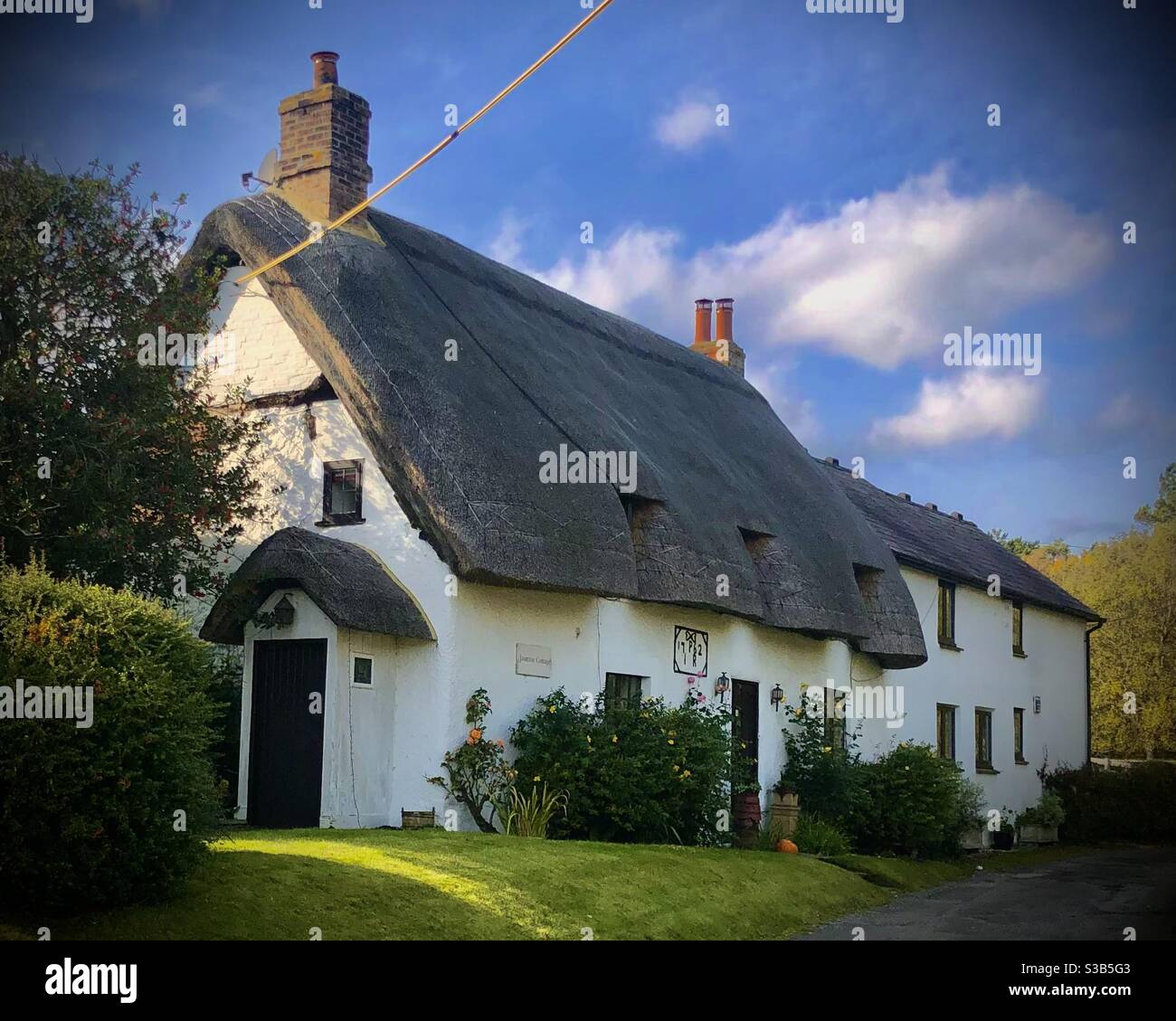 Cute Thatched Cottage High Resolution Stock Photography and Images - Alamy