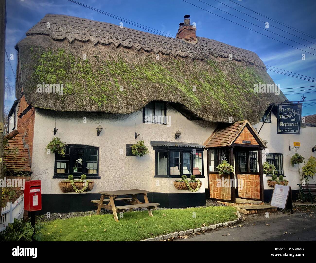 Its thatched inn hi-res stock photography and images - Alamy