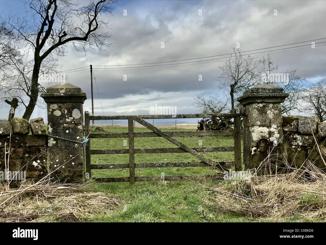 Old gate posts hi-res stock photography and images - Alamy