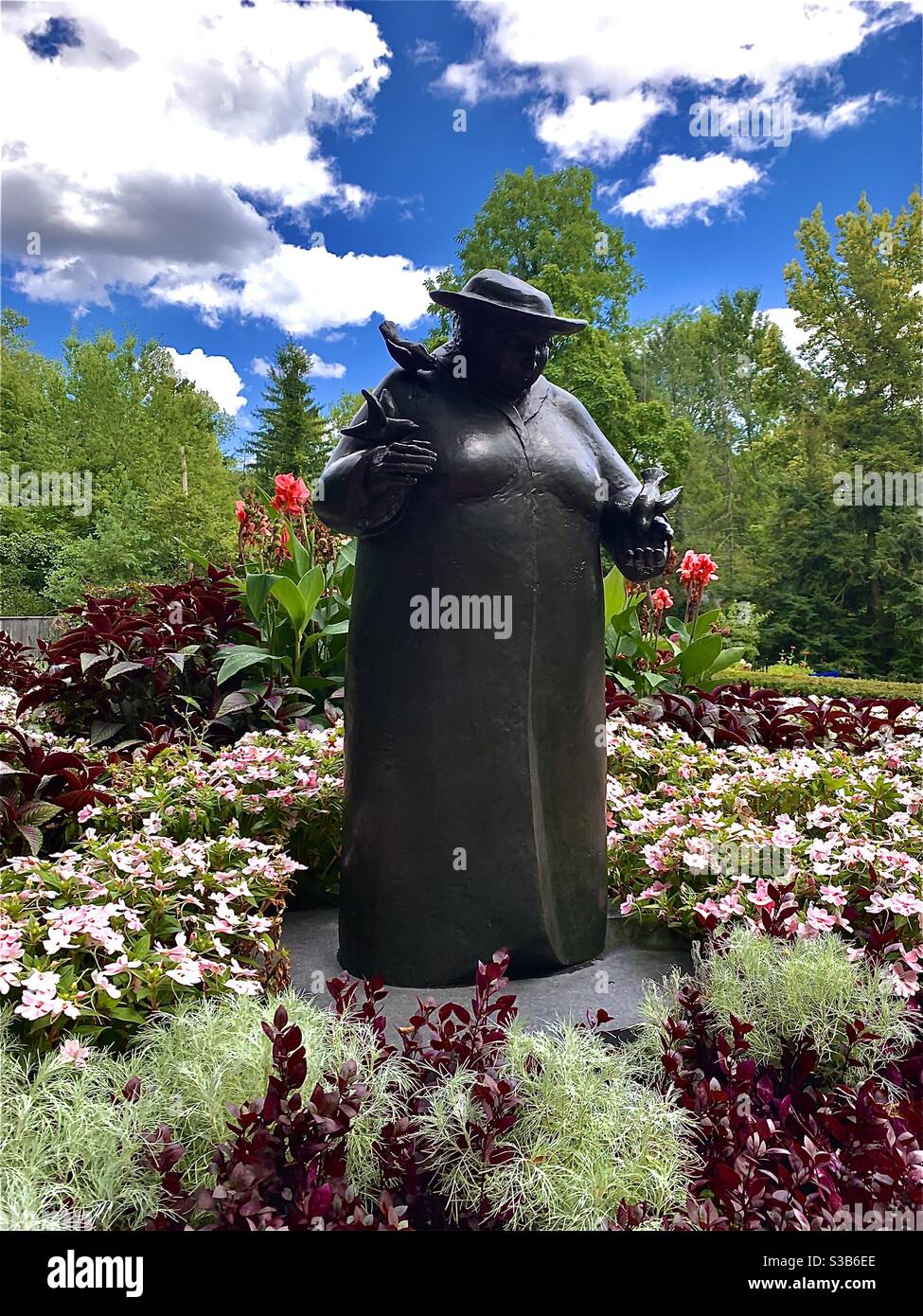 Botanical Garden Bird Lady Statue with Flowers Stock Photo - Alamy